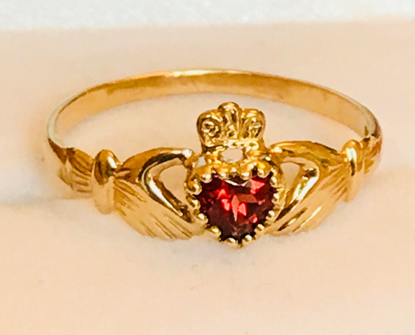 Stunning vintage 9ct gold garnet Claddagh ring - fully hallmarked