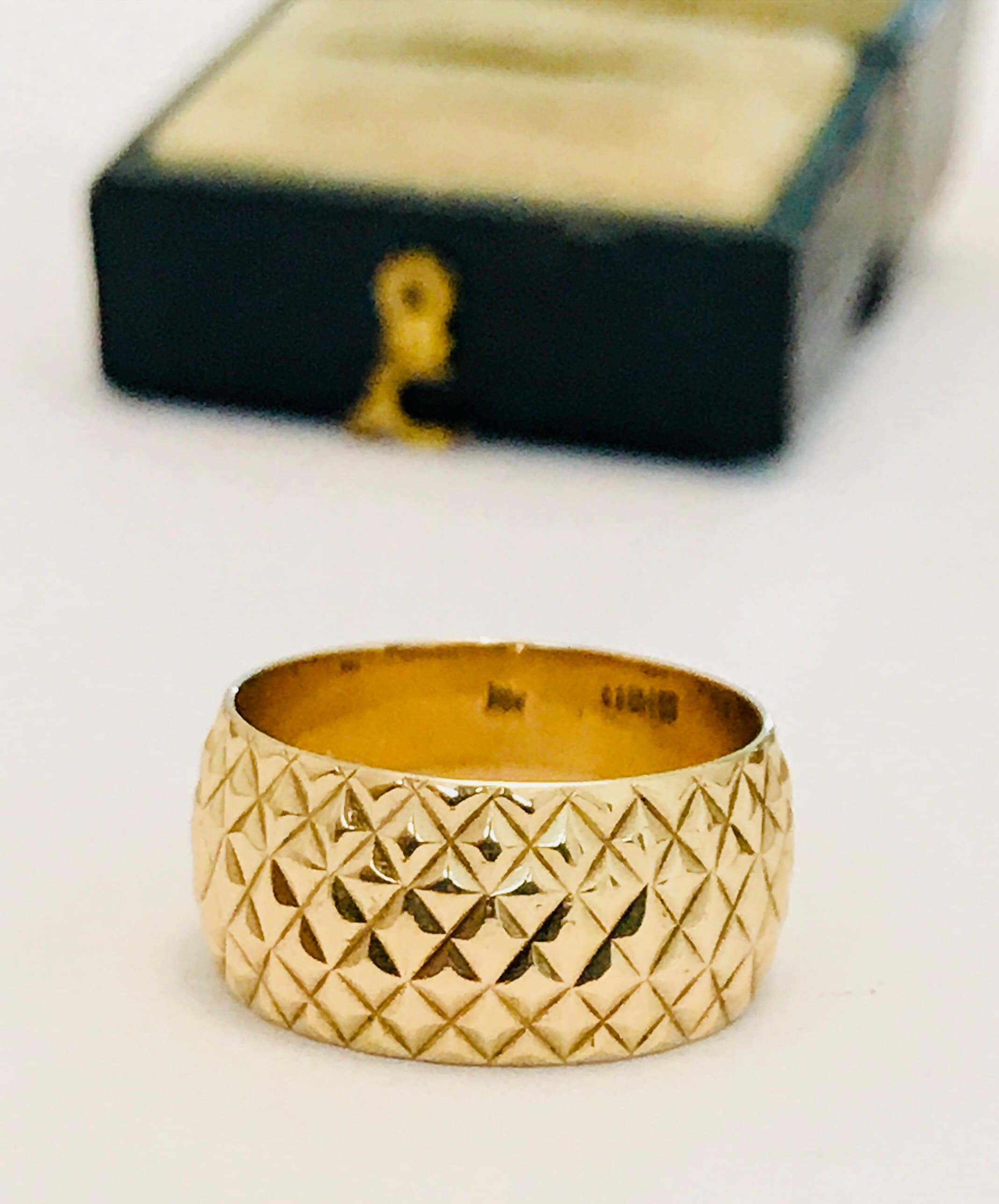 Stunning unusual vintage 9ct yellow gold Ladies cross cut patterned ...