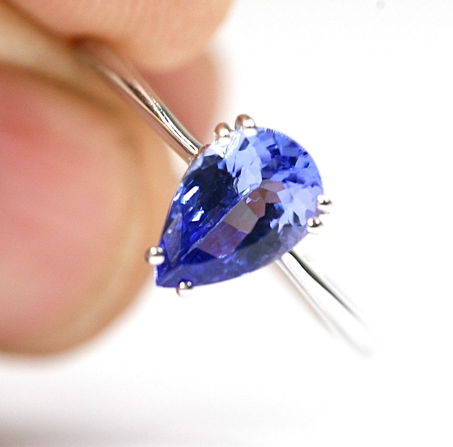 Fabulous 14ct white gold AAA Tanzanite ring - fully hallmarked with ...