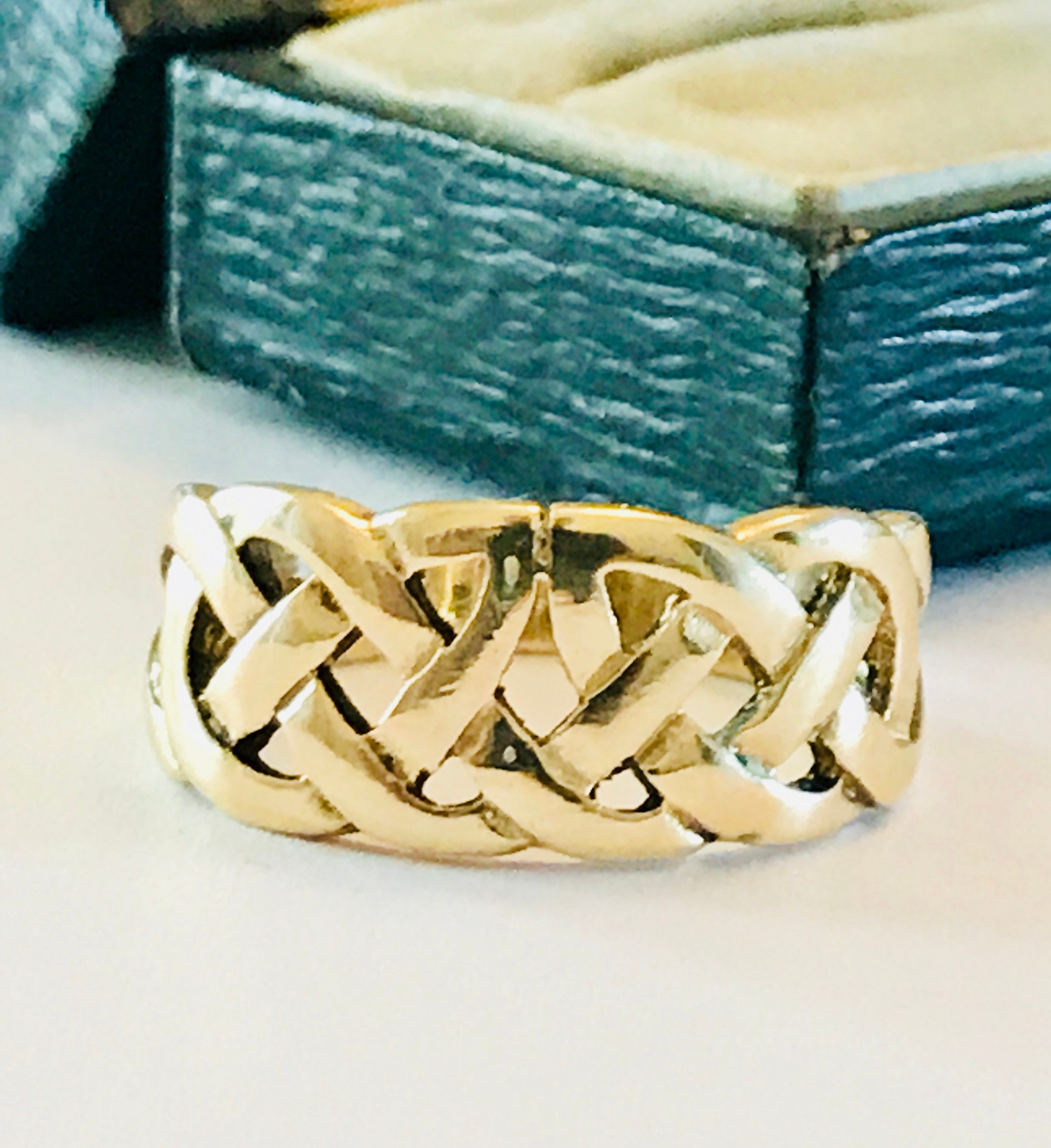 Vintage 9ct gold Celtic pattern ring - fully hallmarked