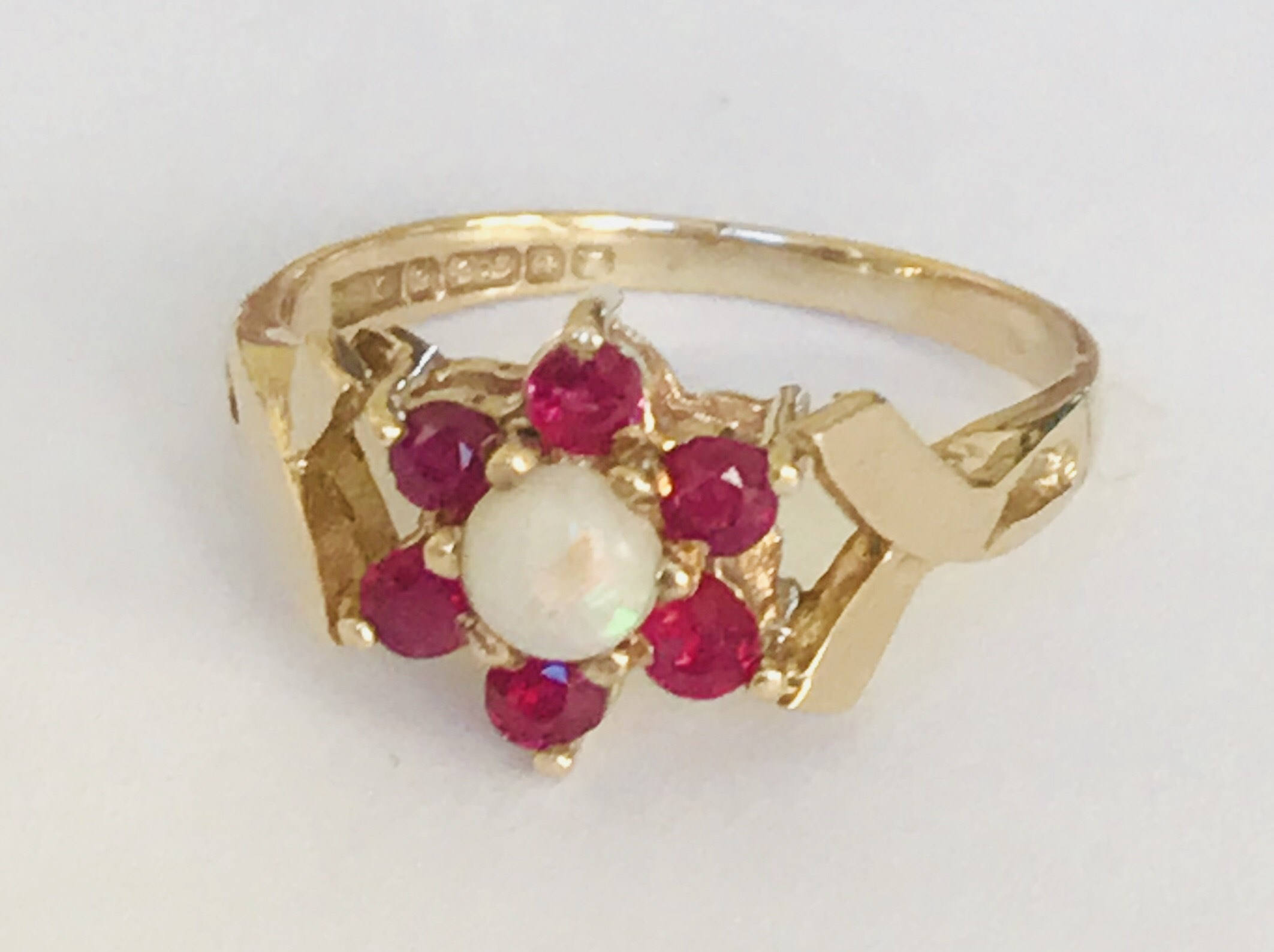 Lovely vintage 9ct yellow gold Opal & Ruby ring - Birmingham 1980