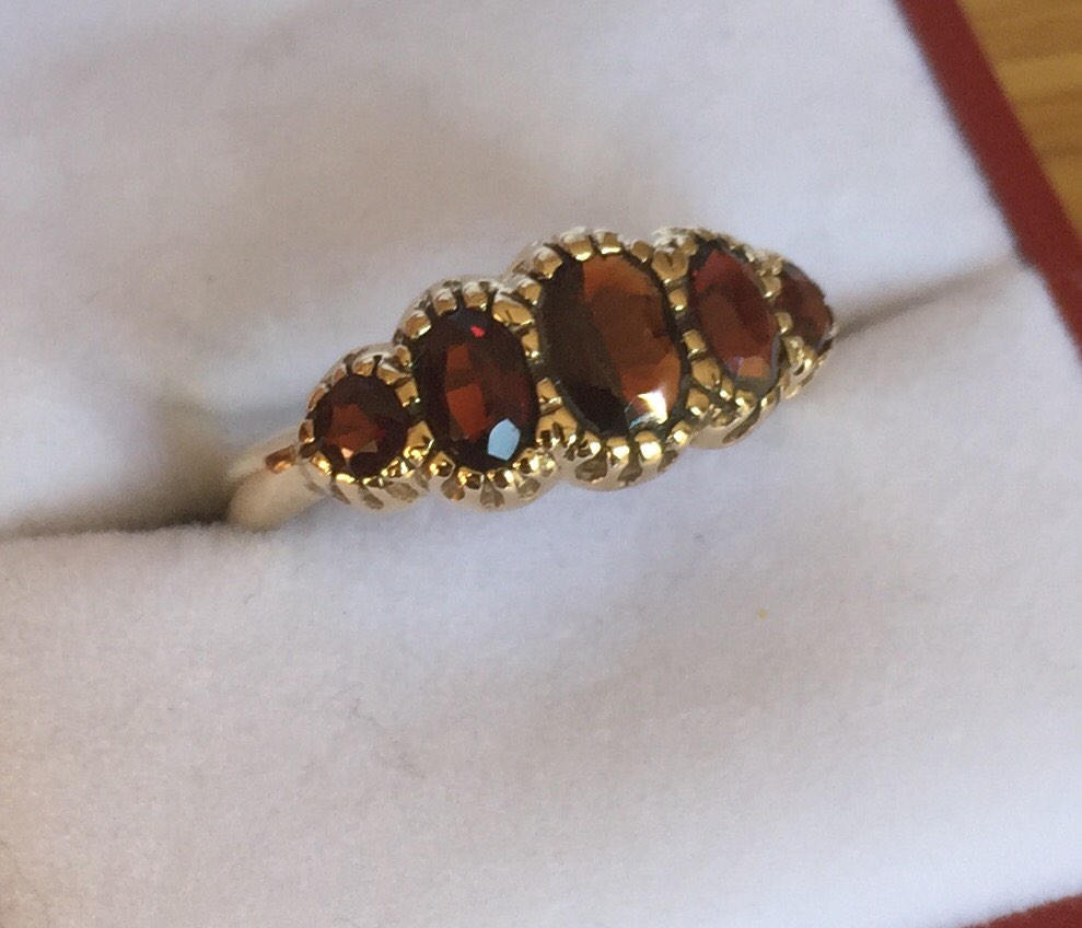 Vintage 9ct gold Garnet ring