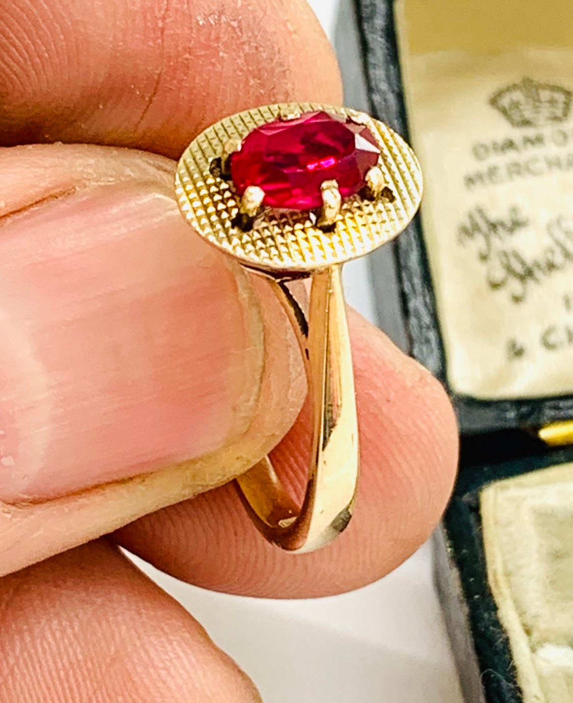 Superb vintage 9ct yellow gold Ruby ring - hallmarked Birmingham 1990