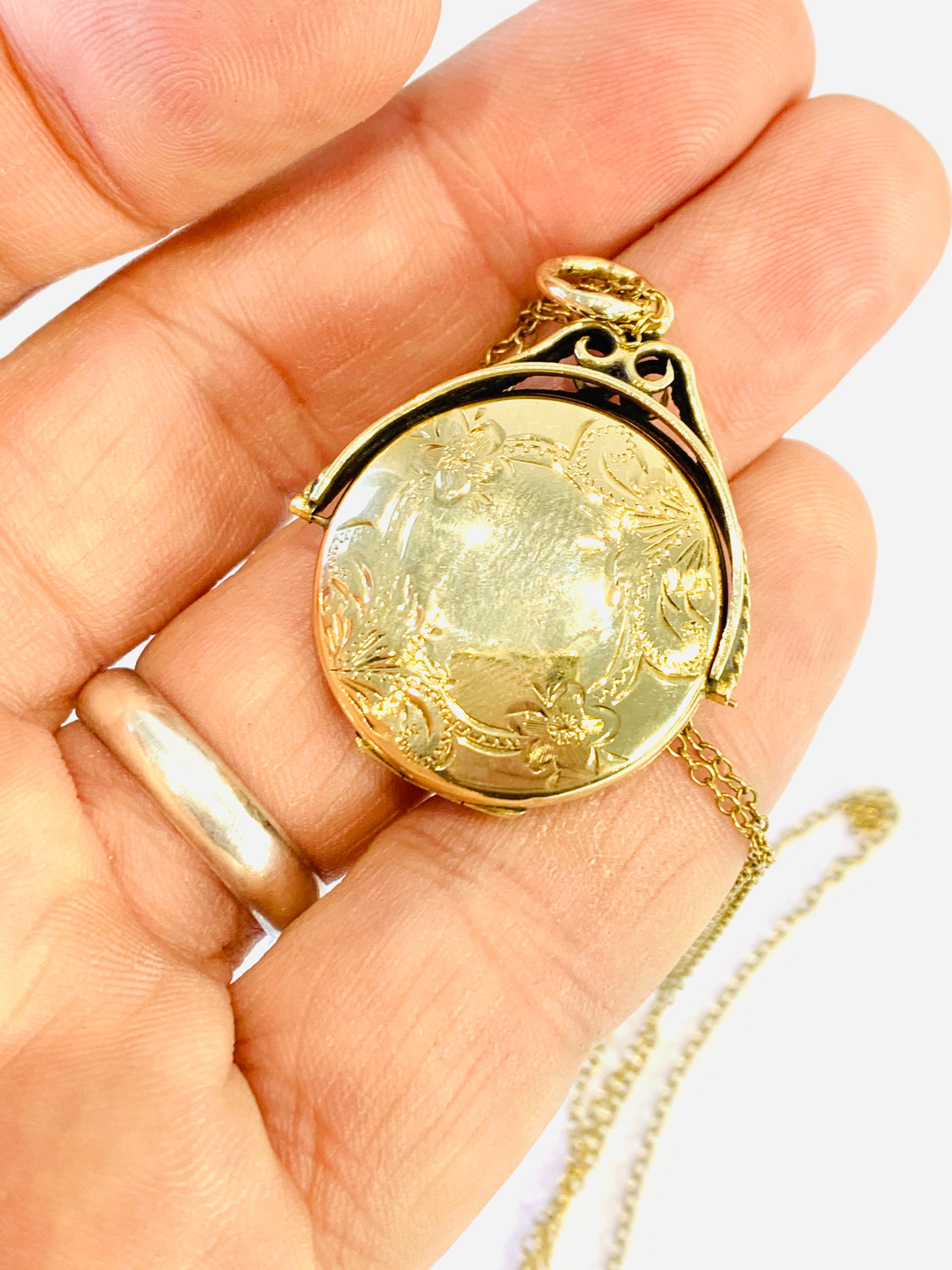 Superb large vintage 9ct yellow gold double picture spinning locket ...