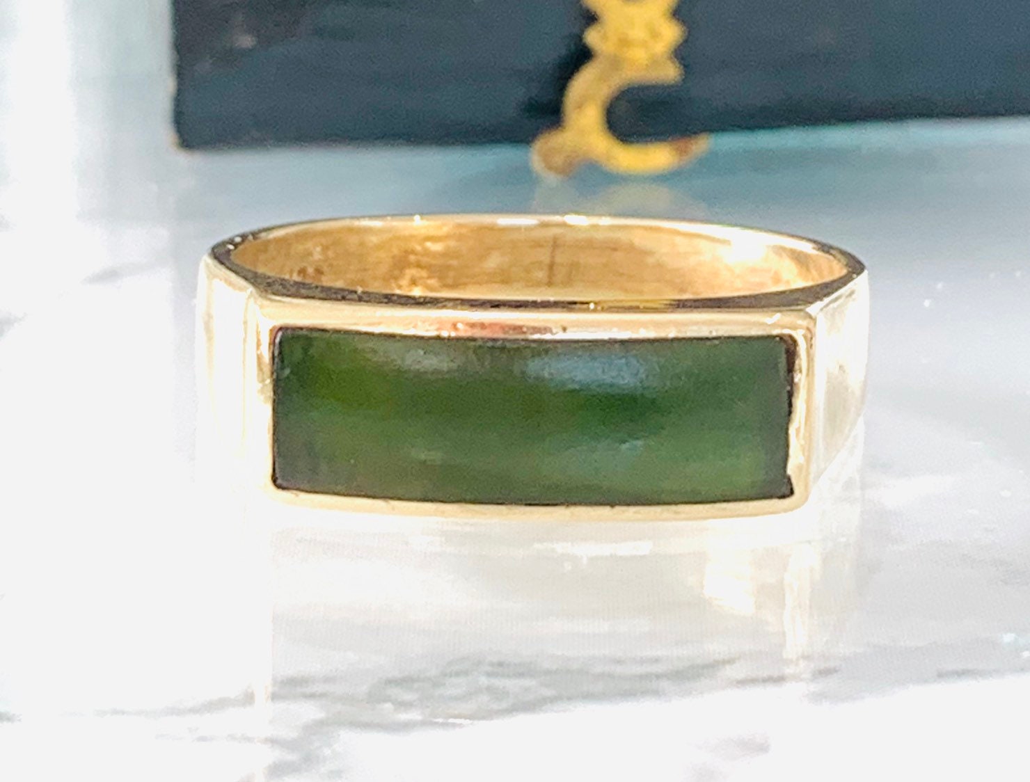 Stunning vintage 9ct yellow gold Jade signet / pinky ring - size Q / 8
