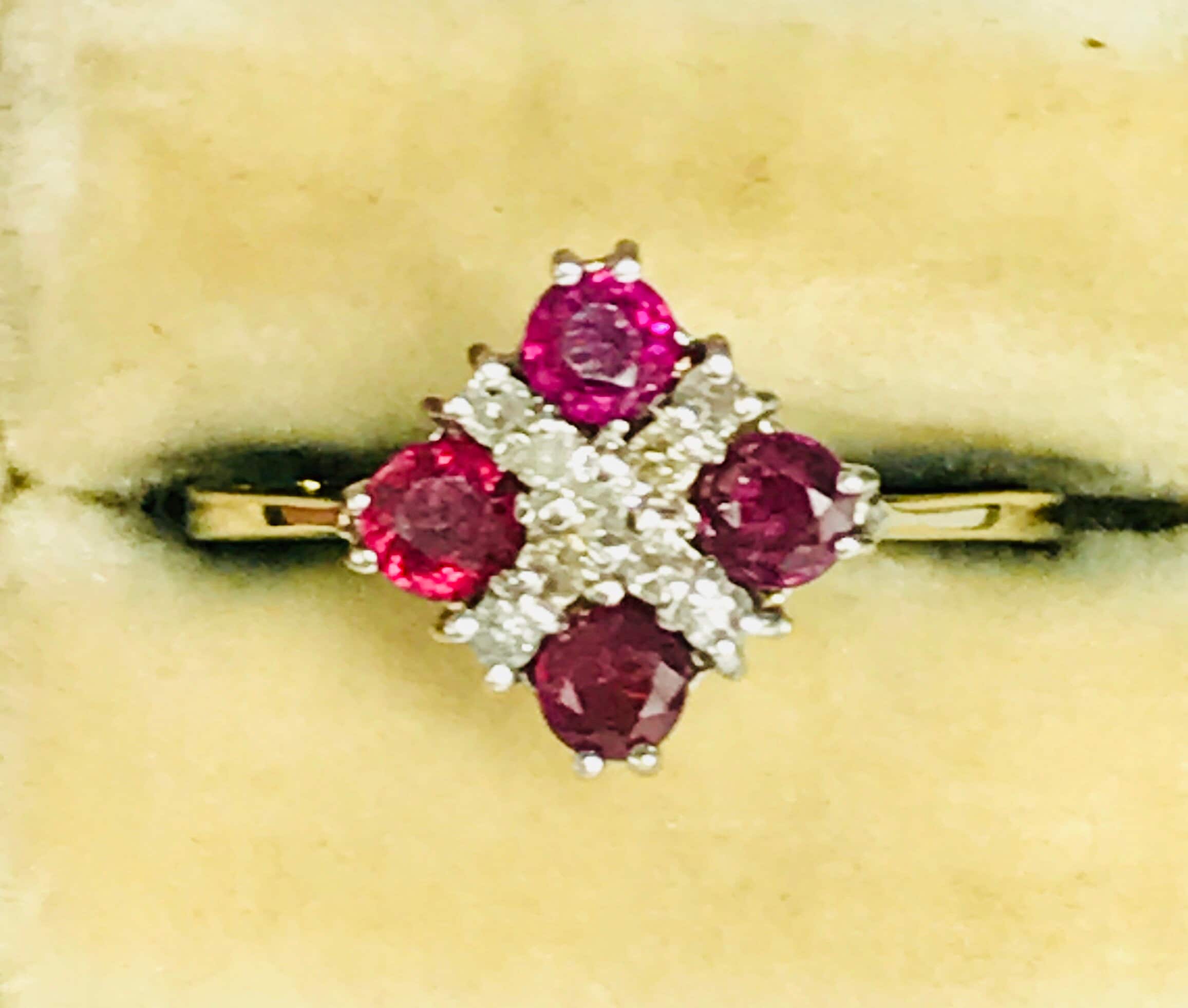 Stunning vintage 9ct gold Ruby & Diamond ring - fully hallmarked