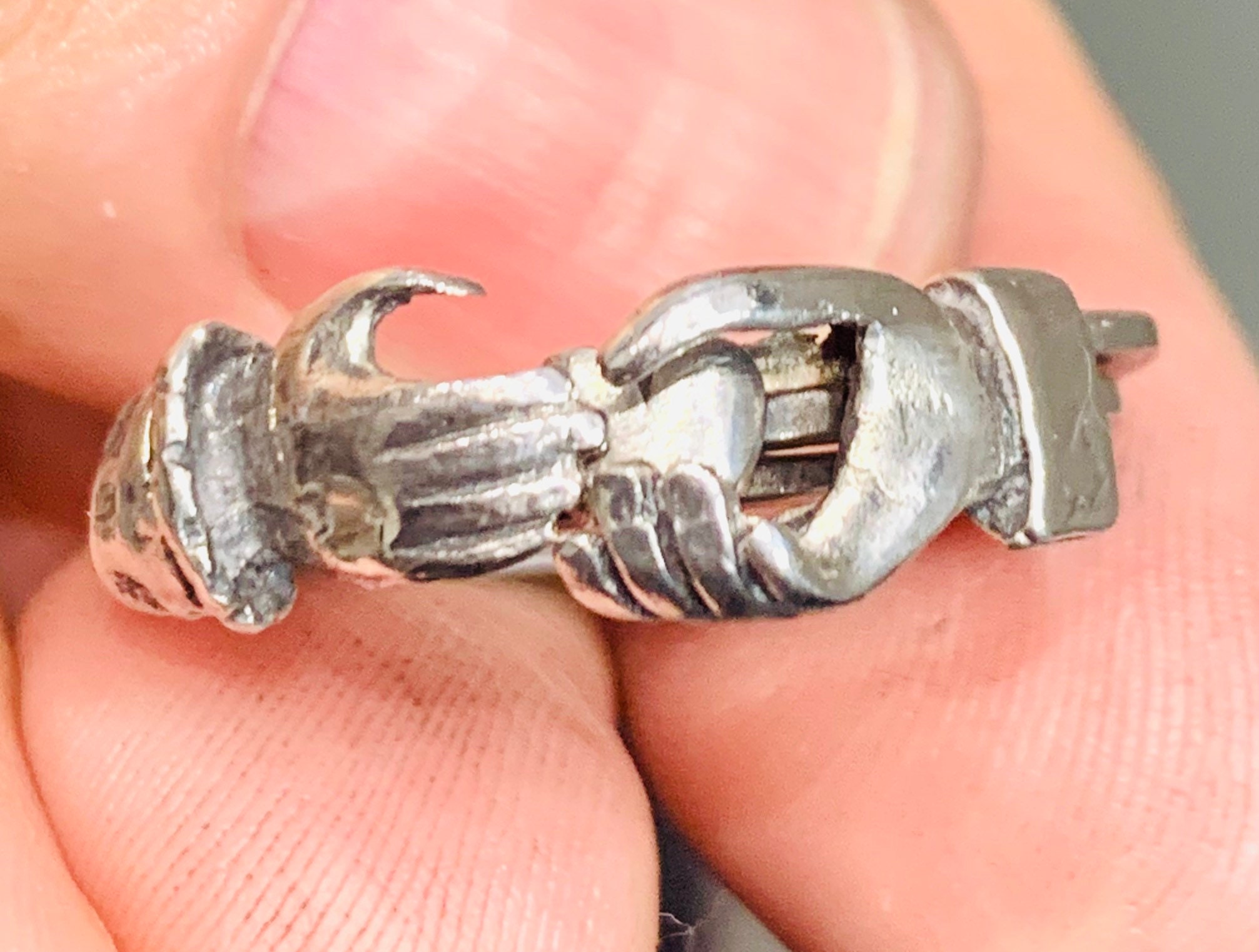 Vintage sterling silver Fede ring - size P or US 7 1/2