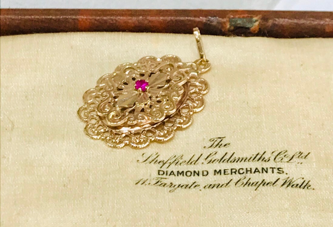 Stunning vintage 9ct yellow gold Ruby pendant - fully hallmarked