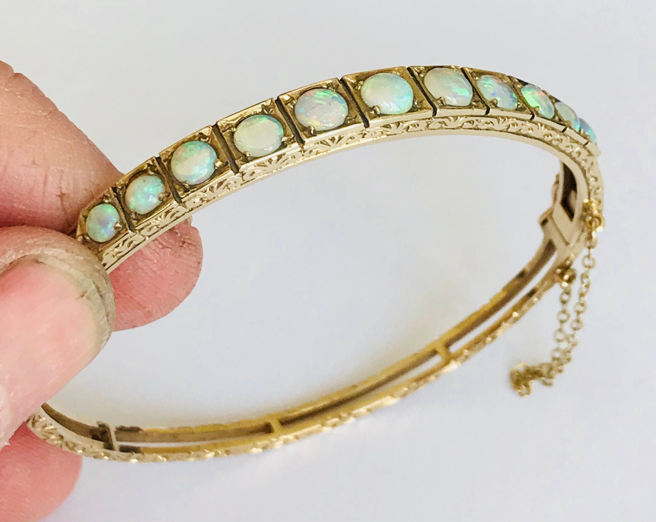 Absolutely fabulous vintage 9ct gold Opal bangle in excellent condition