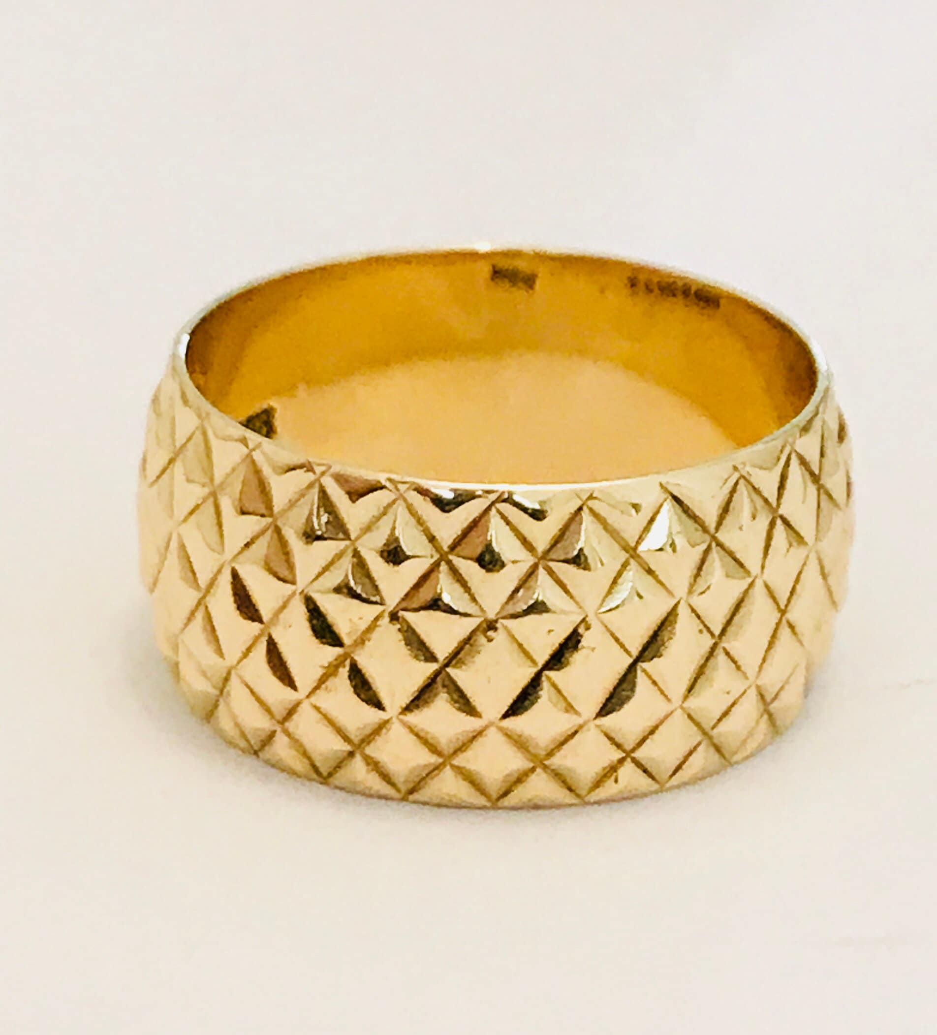 Stunning unusual vintage 9ct yellow gold Ladies cross cut patterned ...