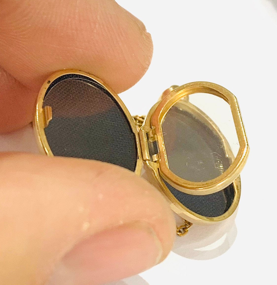 Superb vintage 9ct yellow gold triple picture Locket - fully hallmarked