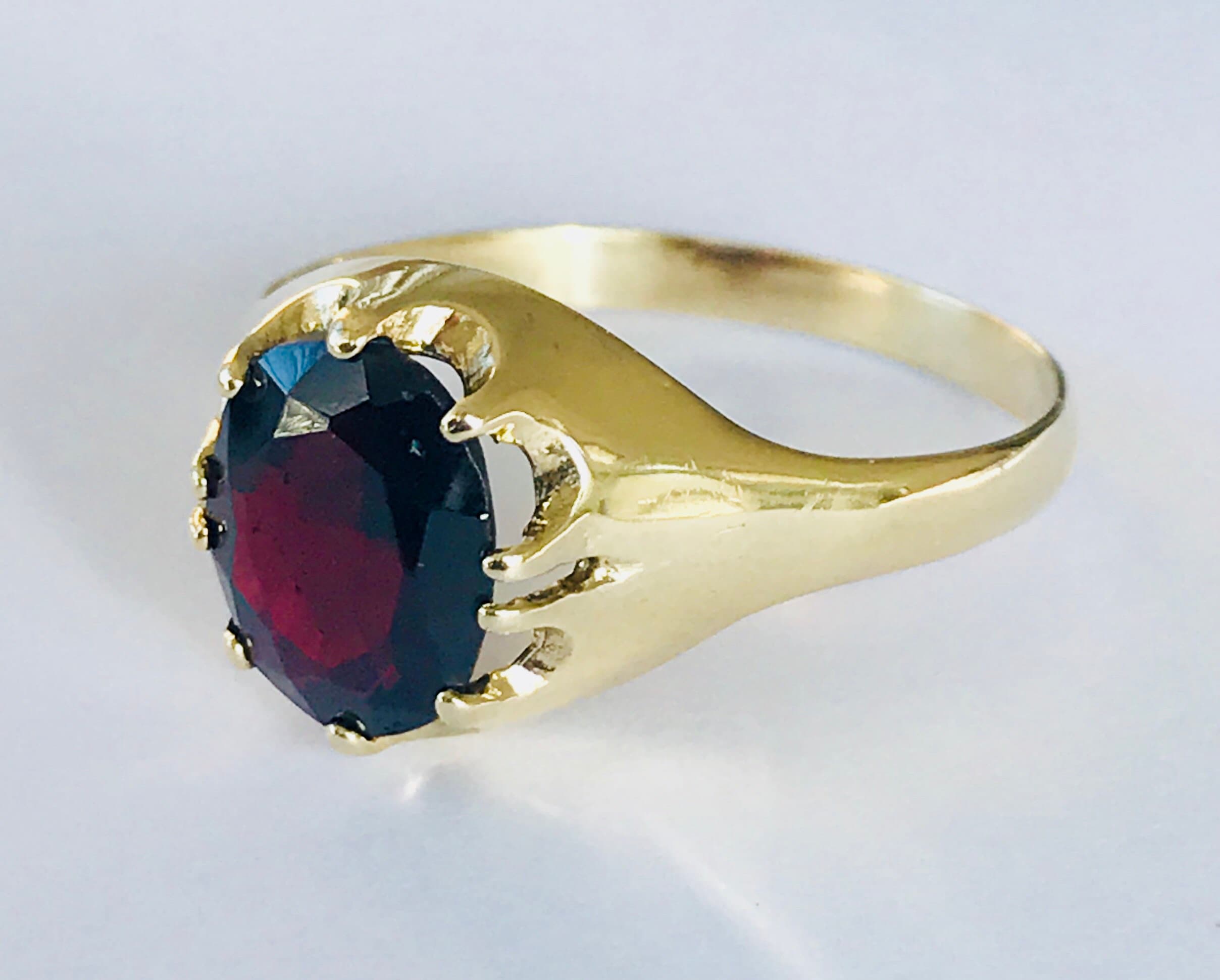 Stunning vintage 9ct yellow gold Men's Garnet gypsy ring - fully hallmarked