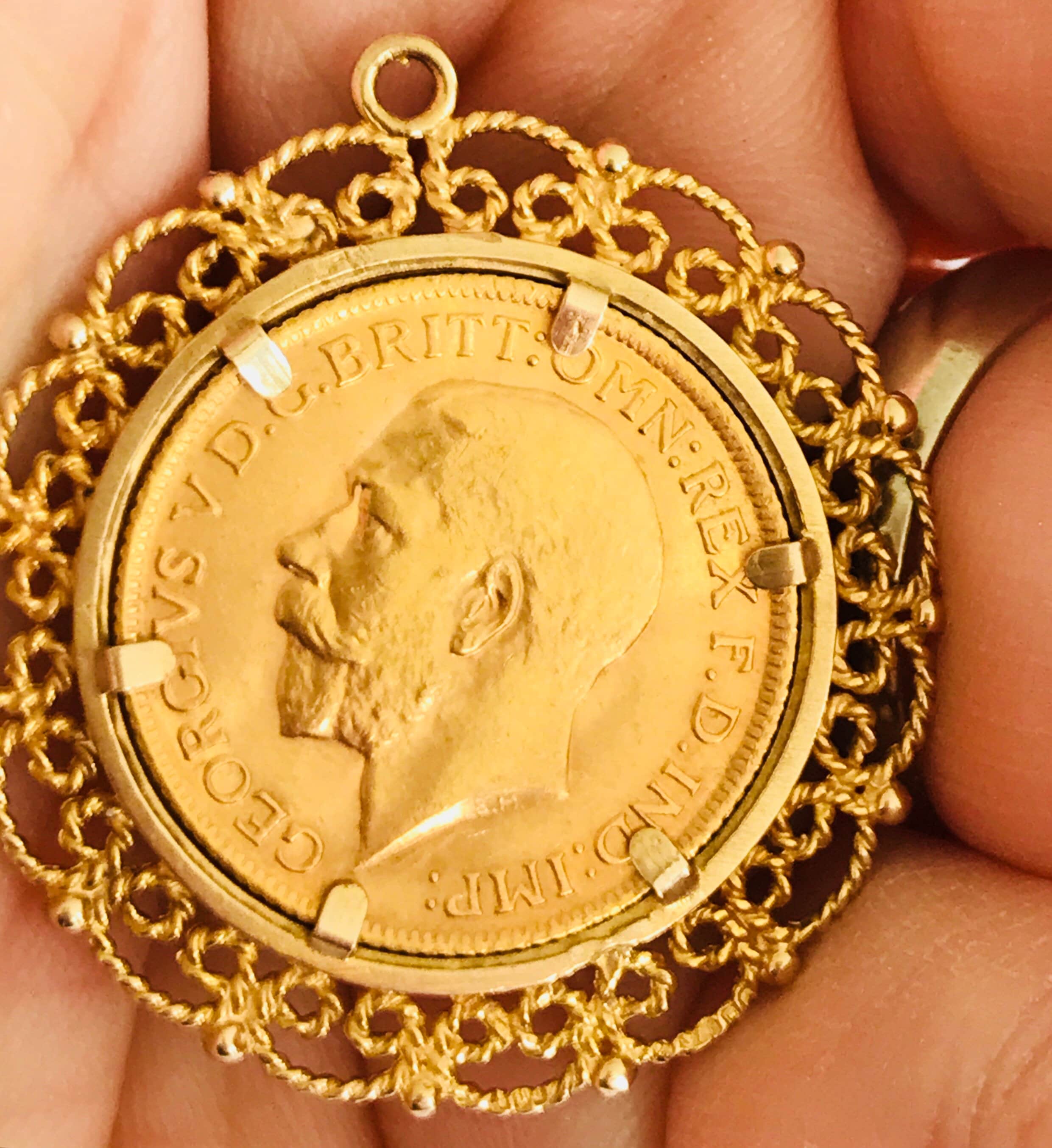 Vintage 9ct gold Sovereign pendant mount - hallmarked Birmingham 1975