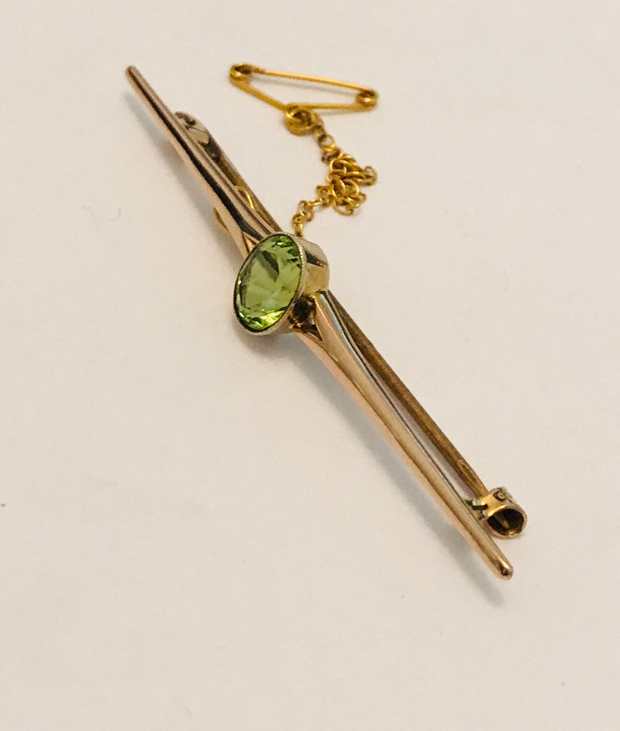 Stunning antique 9ct yellow gold Peridot bar brooch with safety chain