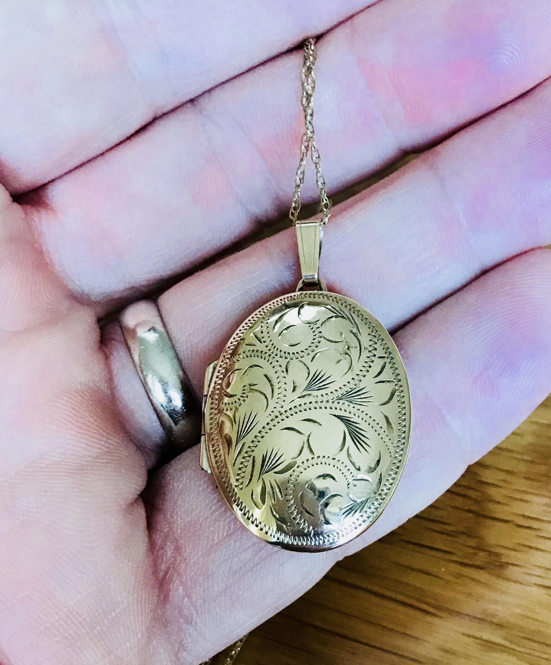 Lovely engraved vintage 9ct gold locket and chain - Birmingham 1968