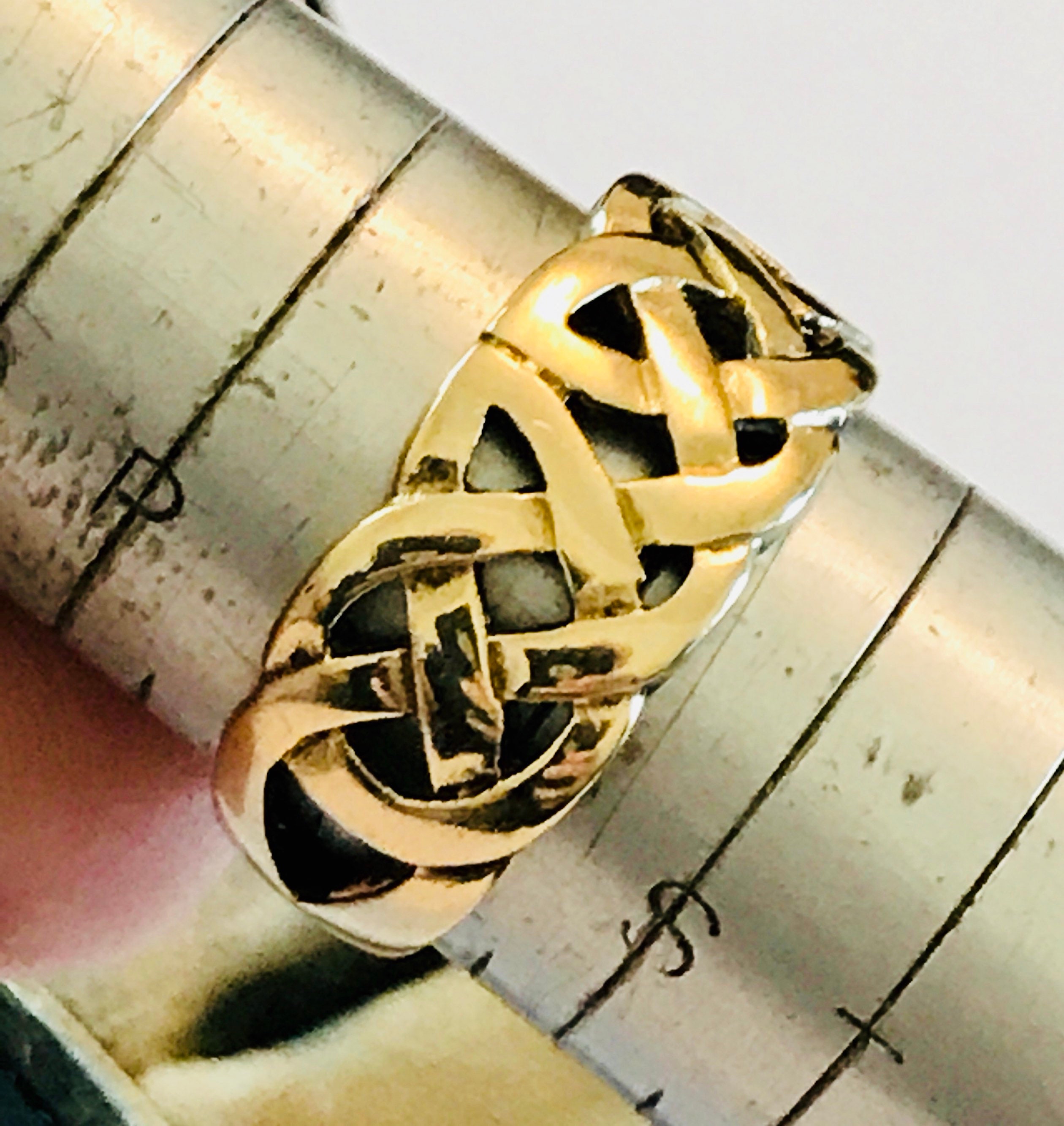 Vintage 9ct gold Celtic pattern ring - fully hallmarked
