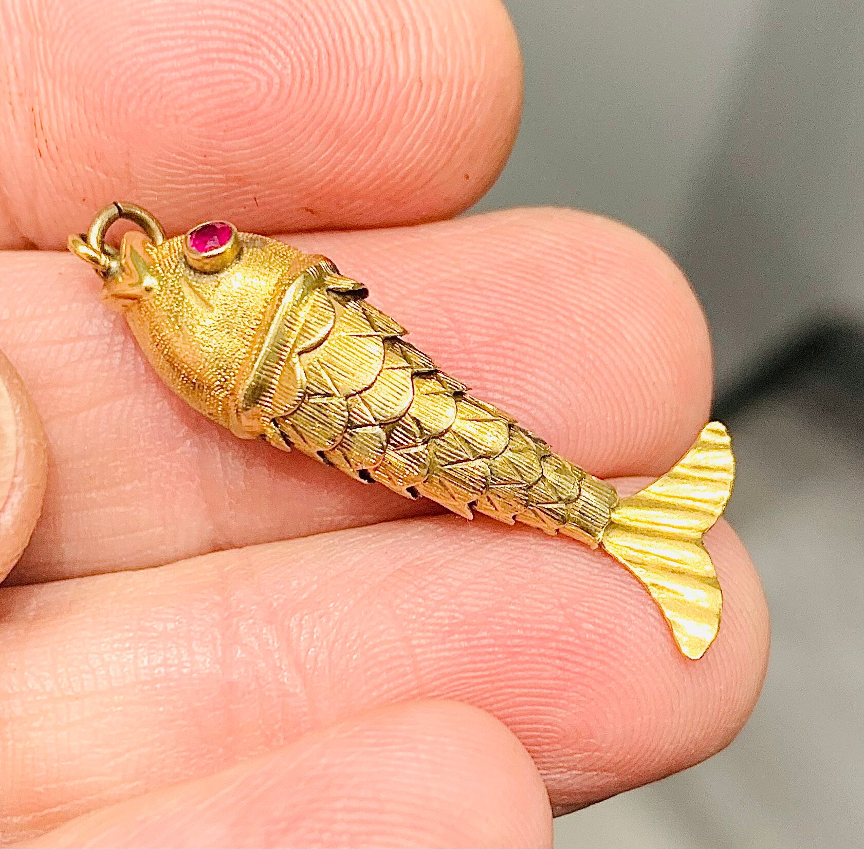 Superb vintage 9ct yellow gold articulated fish pendant - 38mm in length