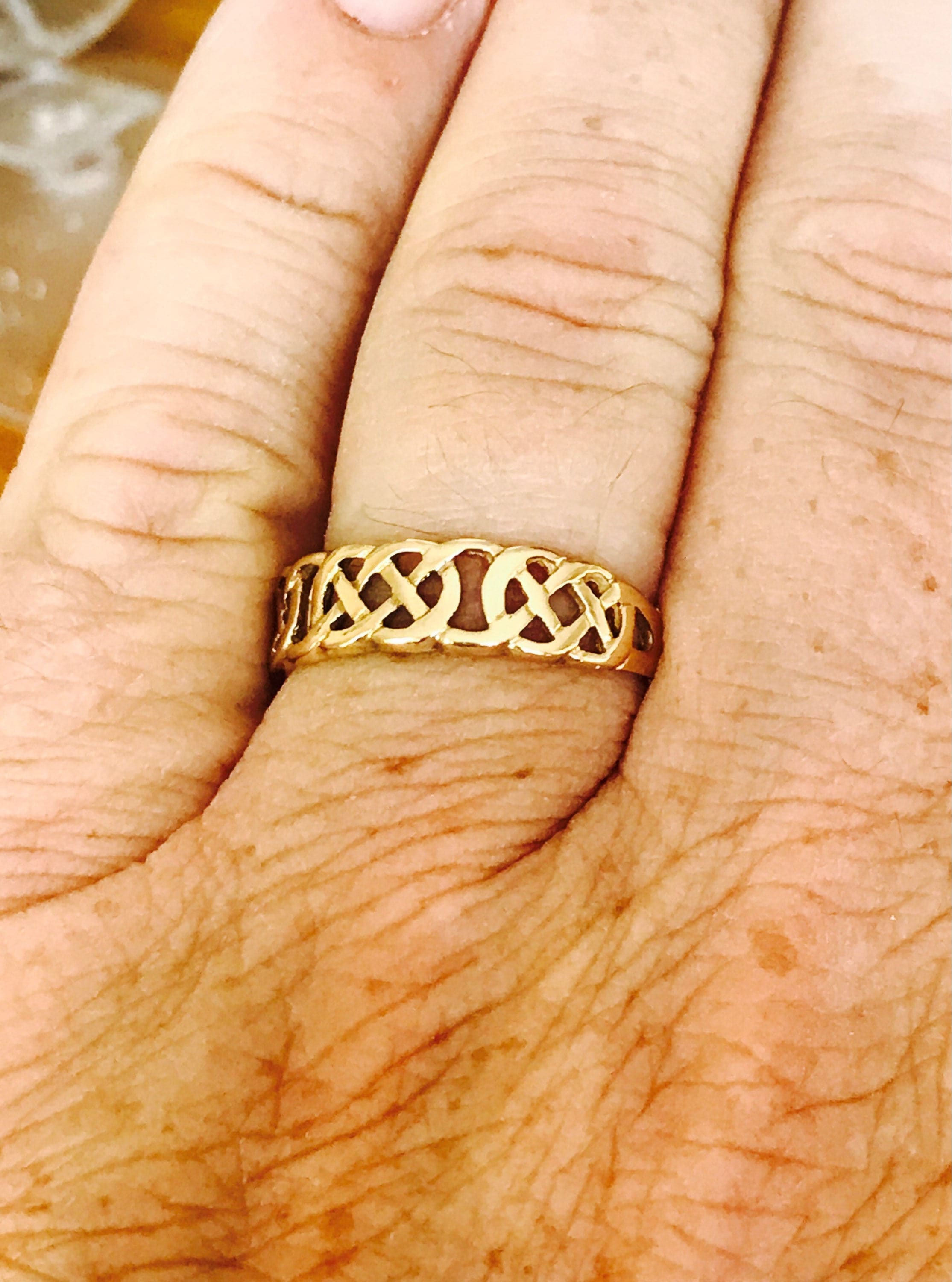 Stunning vintage 9ct gold men's Celtic pattern ring - hallmarked