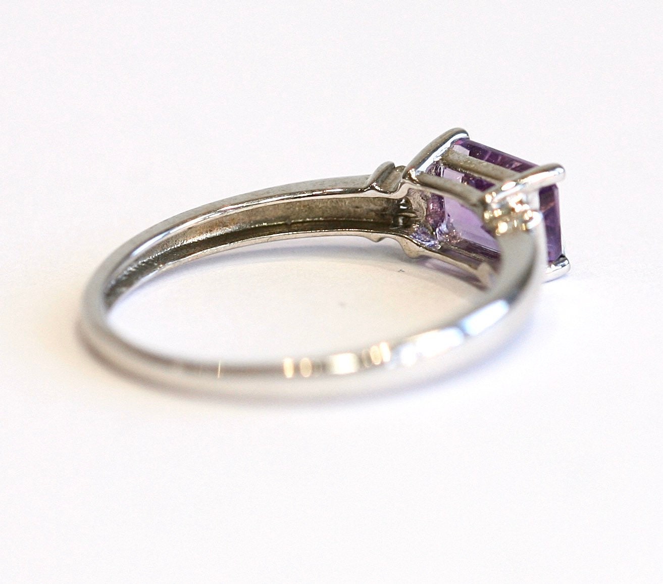 Stunning vintage 9ct white gold Amethyst & Diamond rIng - fully hallmarked - Size P or US 7 1/2