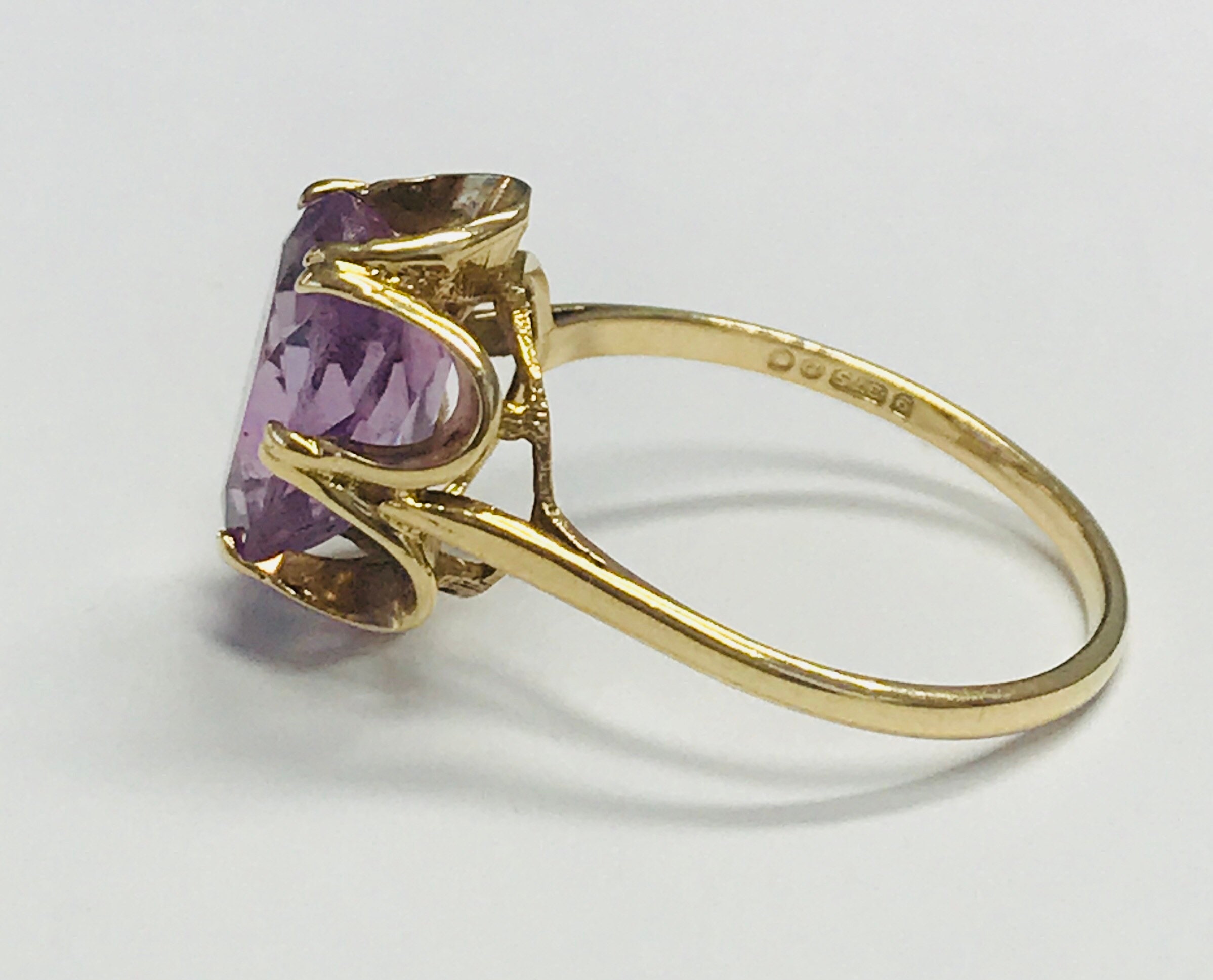 Superb vintage 9ct yellow gold Amethyst solitaire ring - hallmarked London 1974