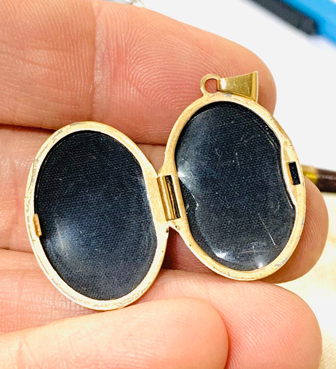 Superb vintage 9ct yellow gold double picture locket - fully hallmarked