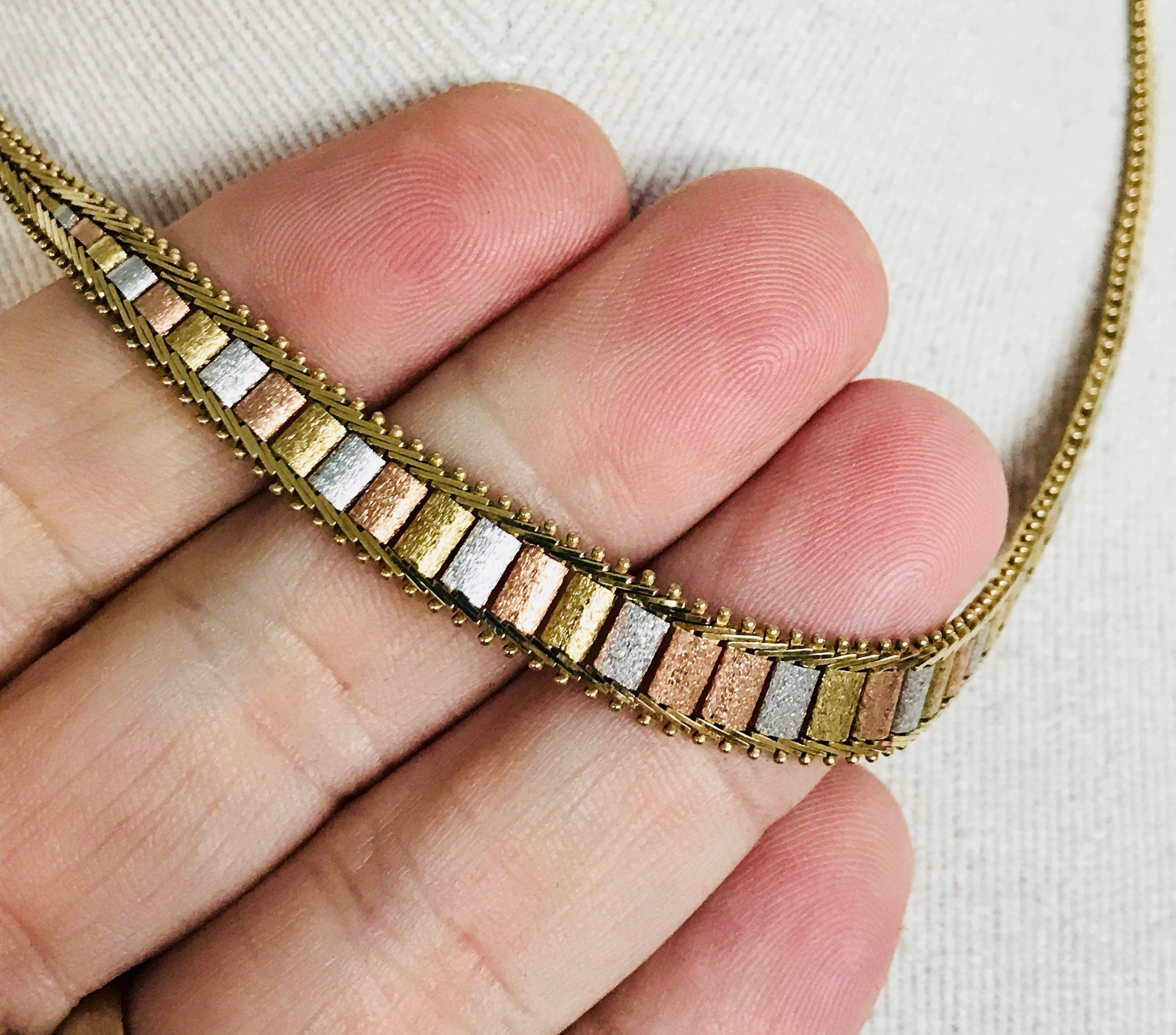 Stunning vintage 9ct three colour gold 17 inch necklace - fully hallmarked Stunning vintage 9ct three colour gold 17 inch necklace - fully hallmarked