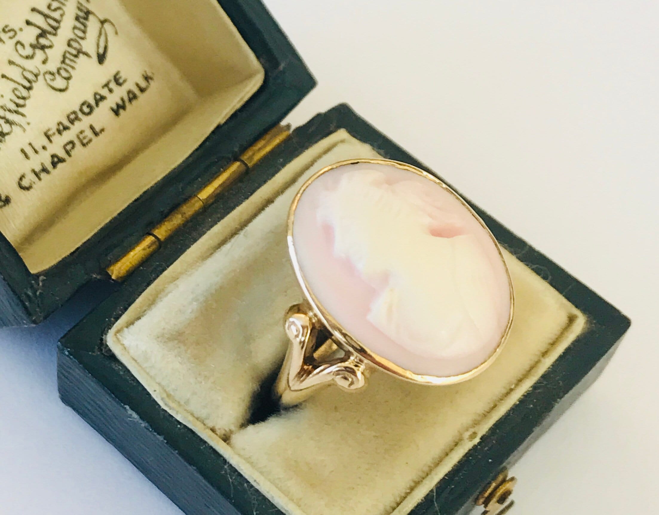 Superb antique 9ct yellow gold Queen Conch shell cameo ring