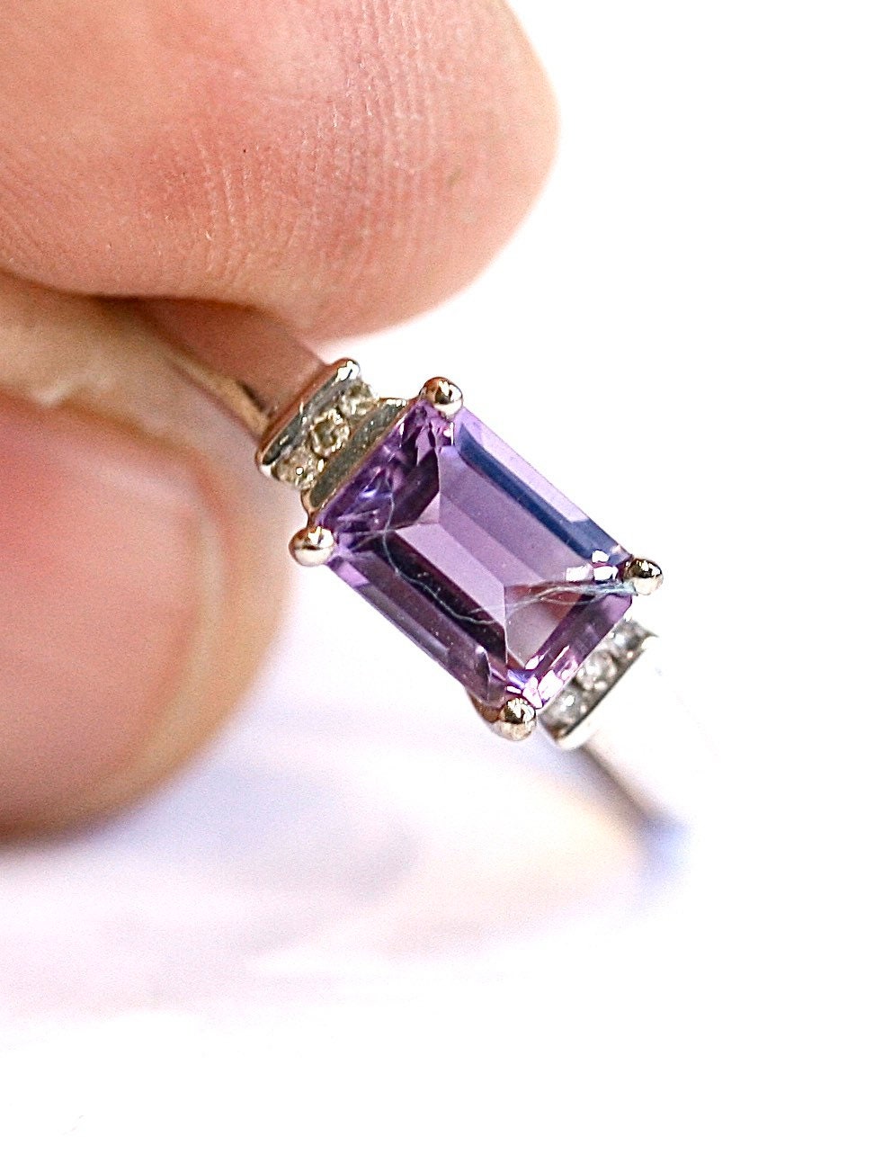 Stunning vintage 9ct white gold Amethyst & Diamond rIng - fully hallmarked - Size P or US 7 1/2