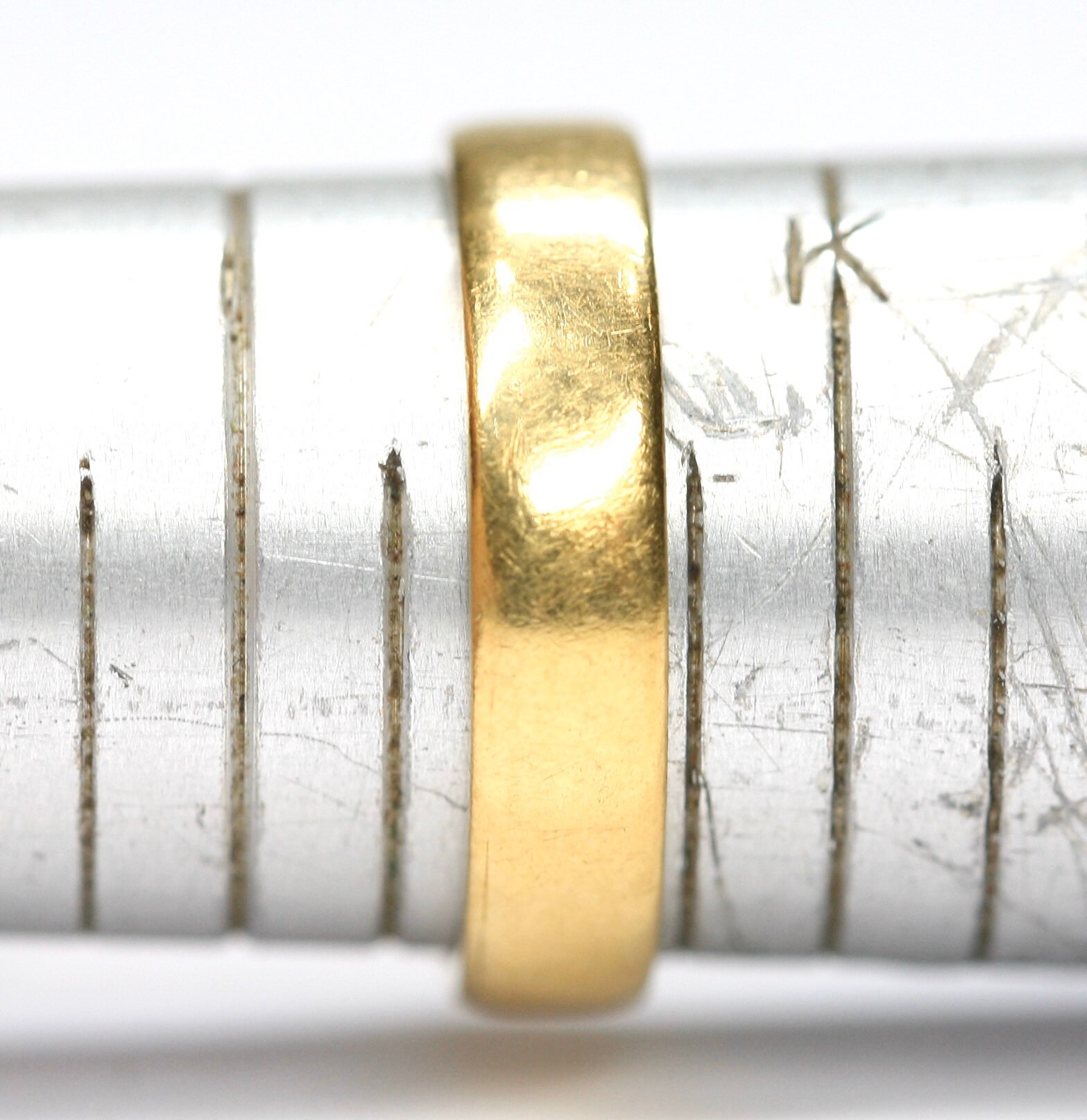 Superb vintage 22ct gold wedding ring - hallmarked London 1962 - size J ...