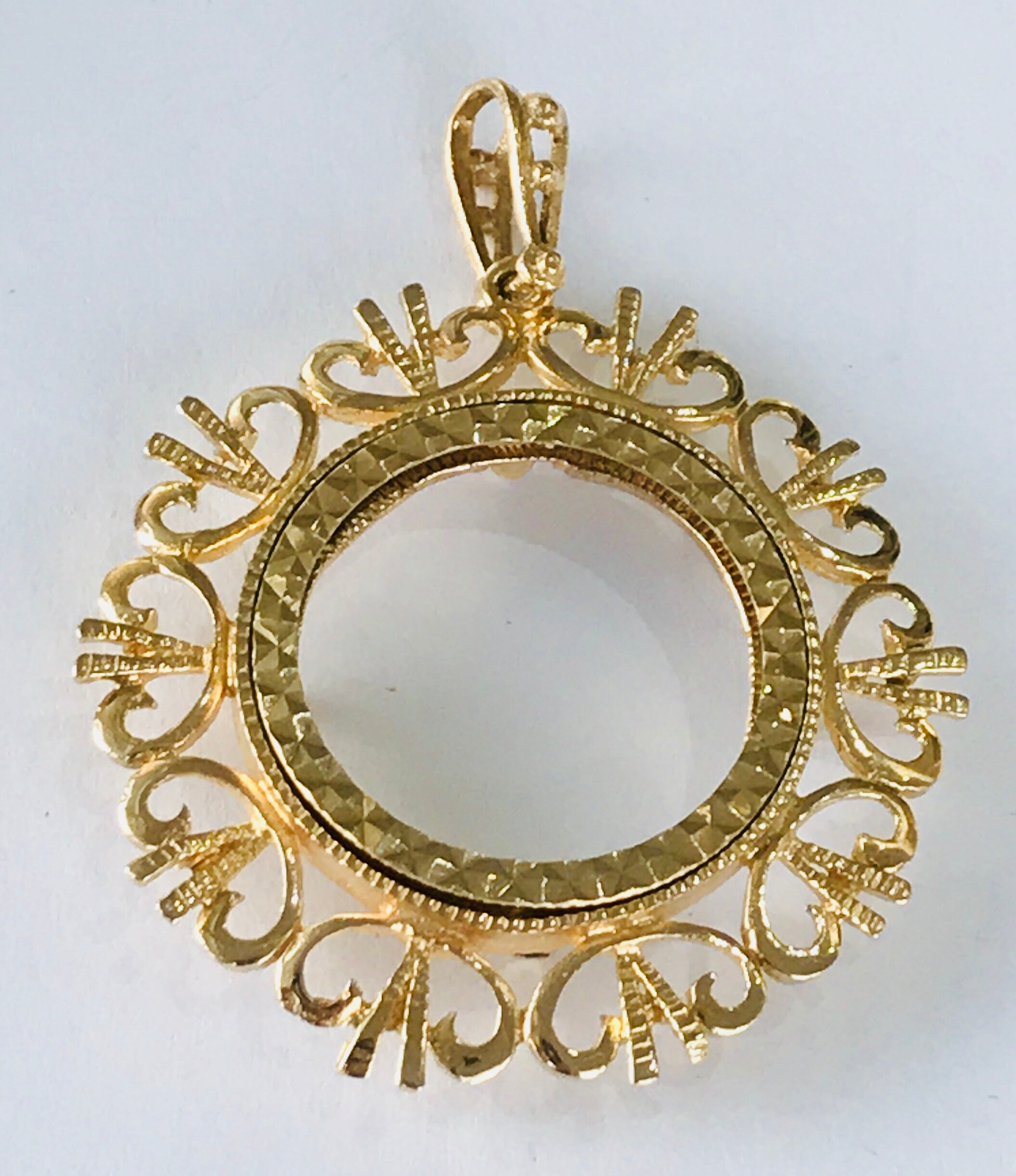 Stunning ornate vintage 9ct yellow gold Sovereign mount pendant ...