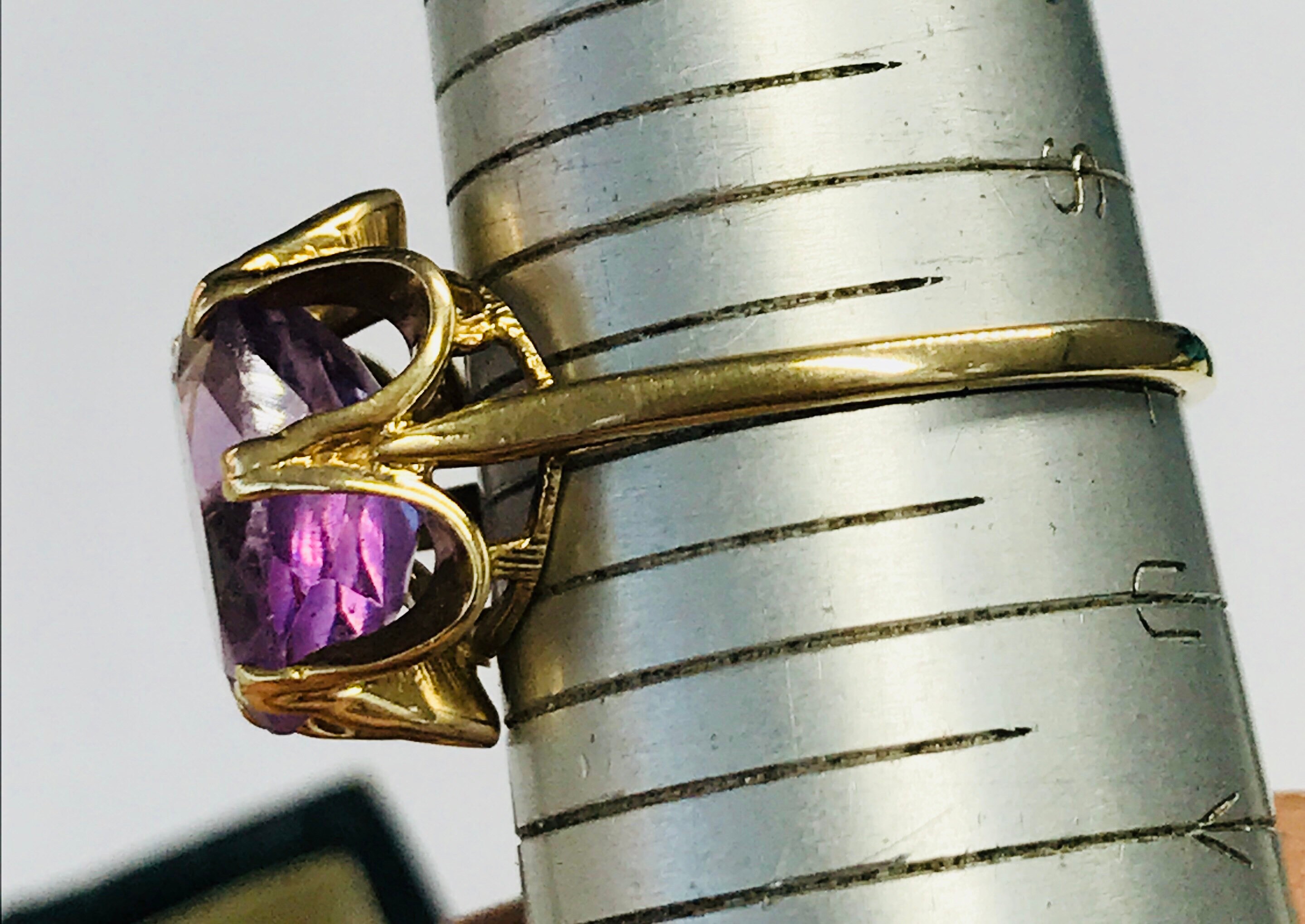 Superb vintage 9ct yellow gold Amethyst solitaire ring - hallmarked London 1974