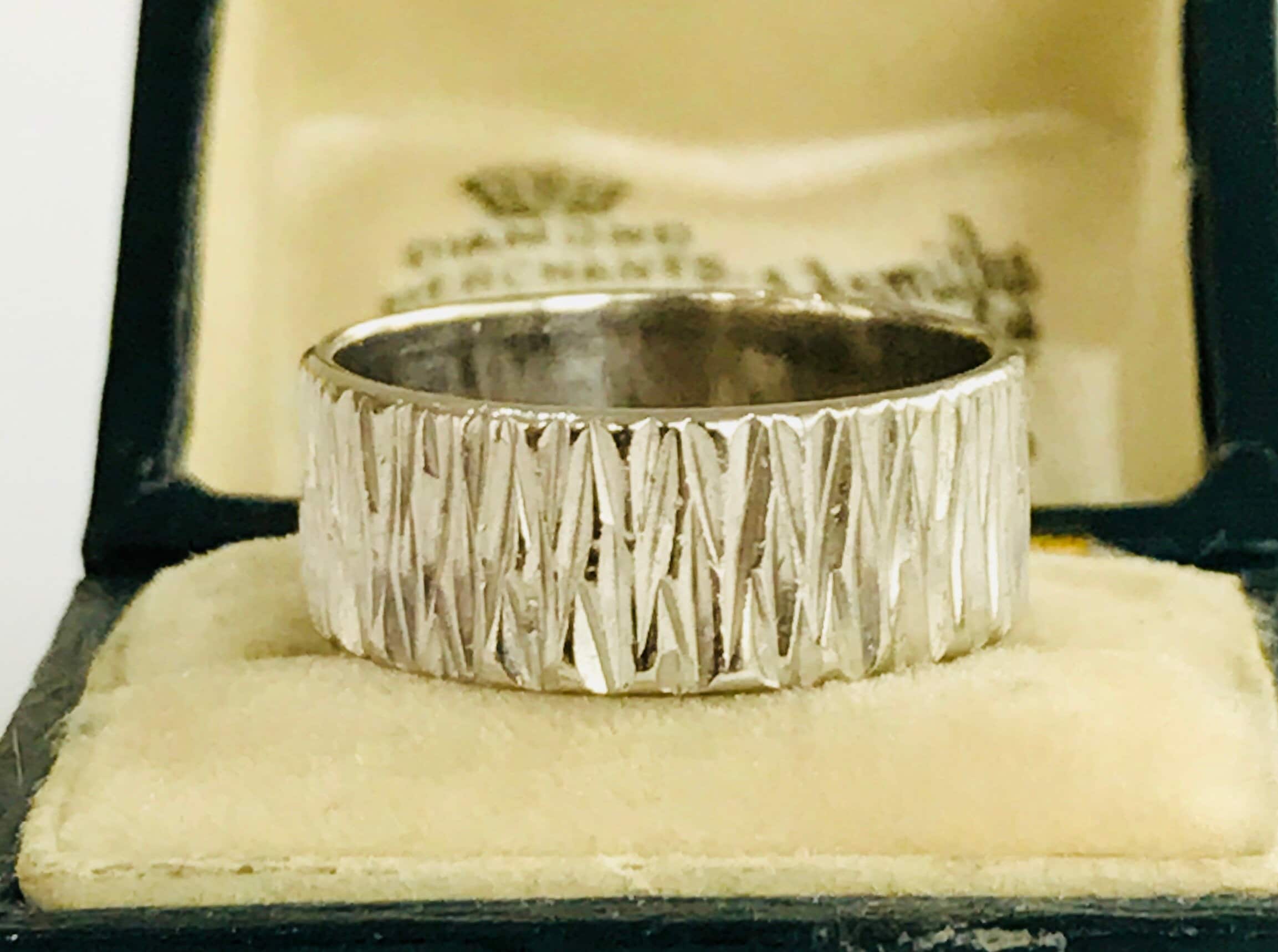 Superb vintage 18ct white gold bark effect wedding ring - hallmarked ...