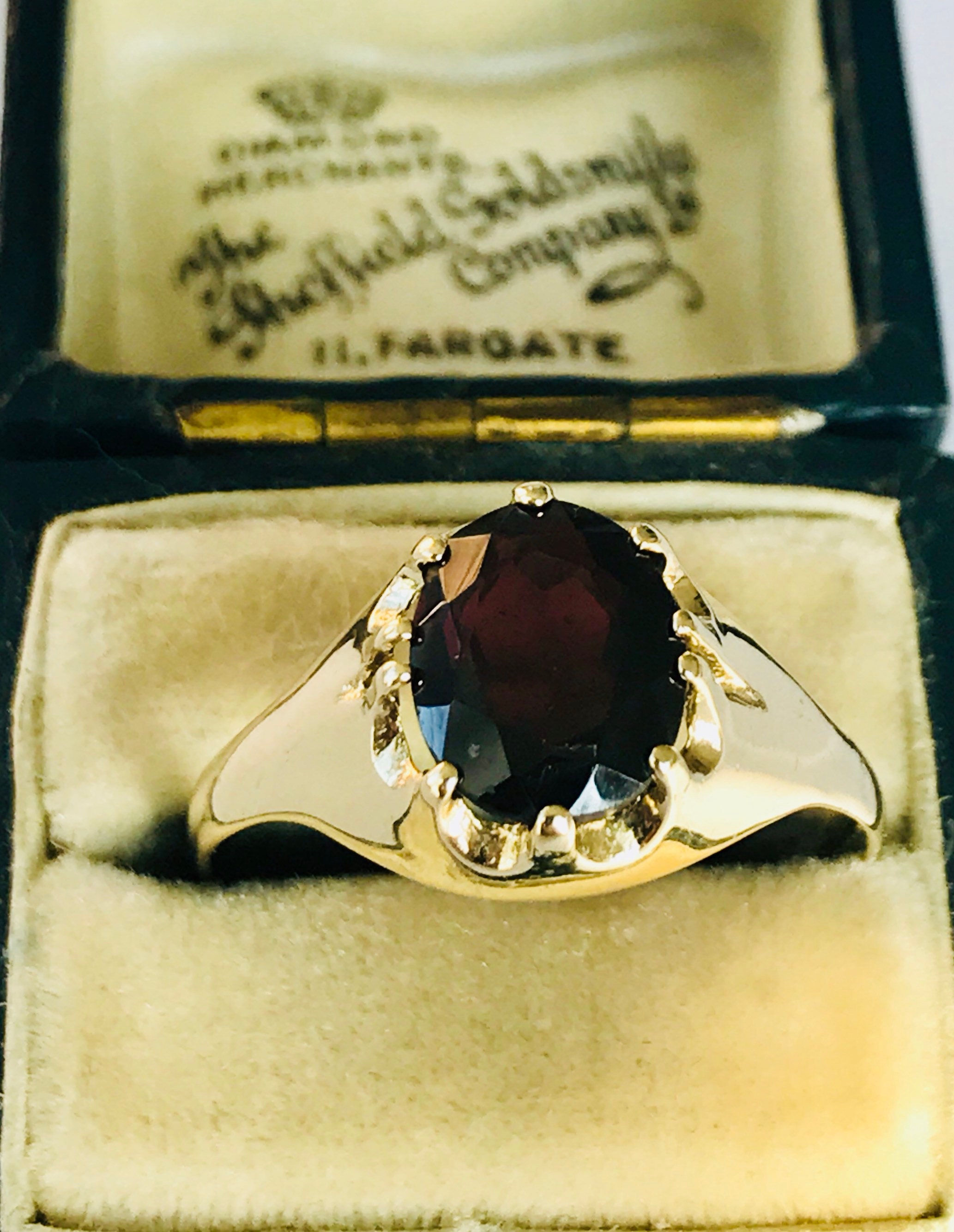 Stunning vintage 9ct yellow gold Men's Garnet gypsy ring - fully hallmarked