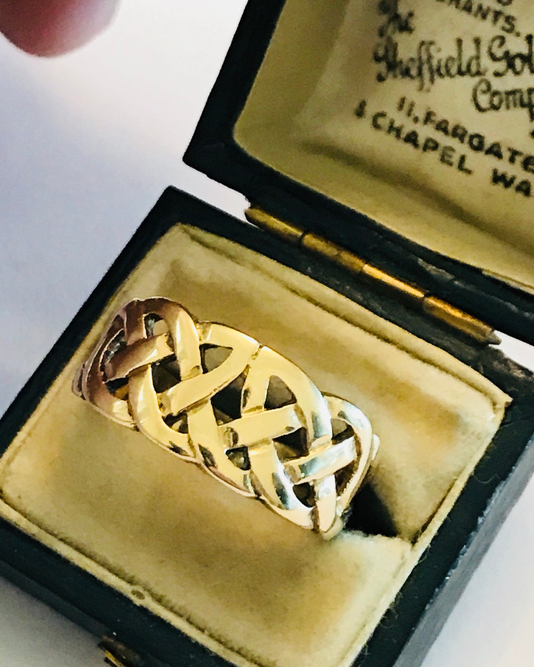 Vintage 9ct gold Celtic pattern ring - fully hallmarked