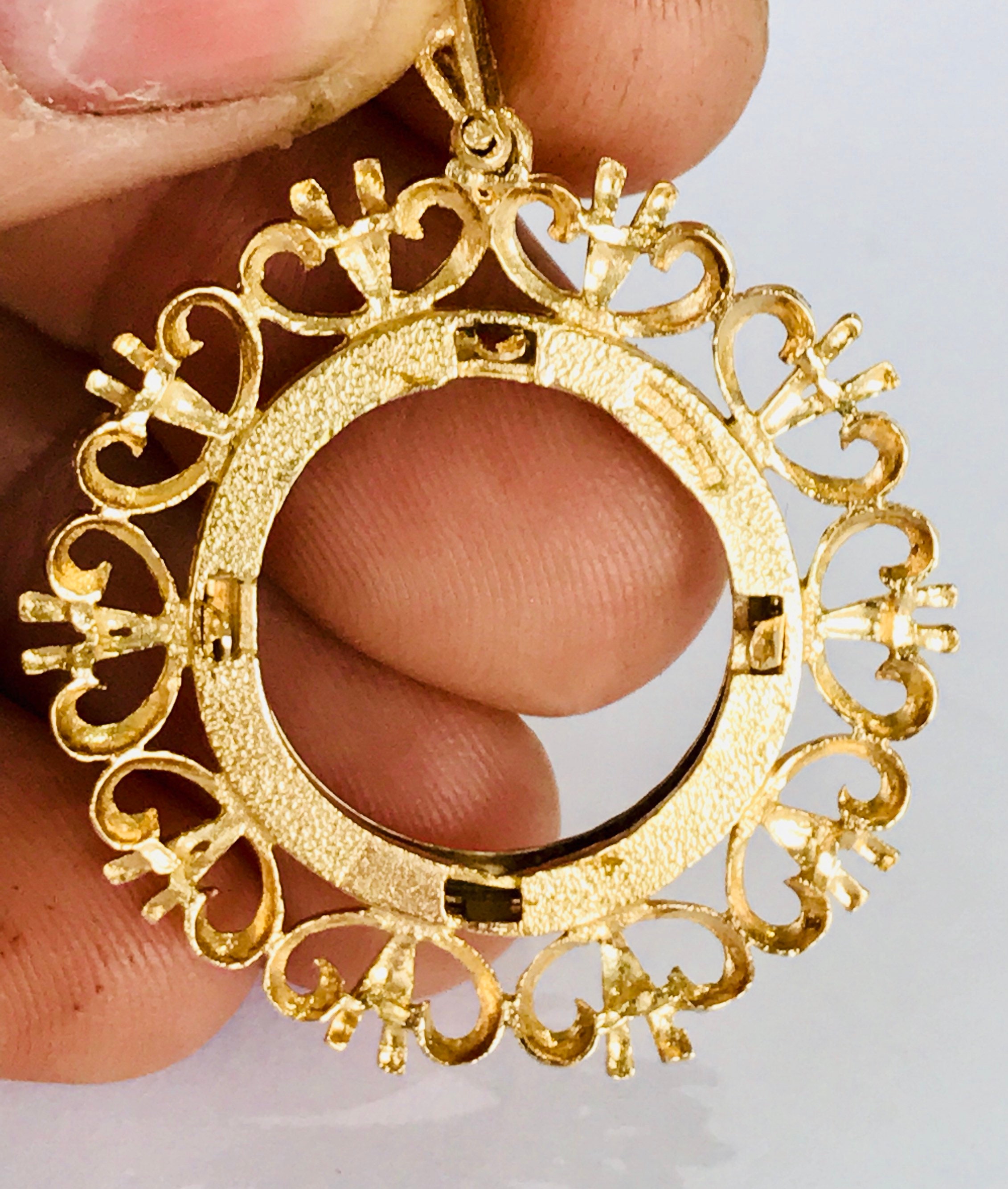 Stunning ornate vintage 9ct yellow gold Sovereign mount pendant ...