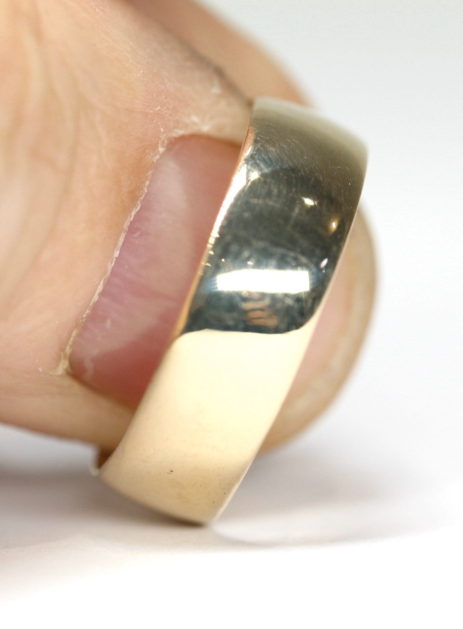 Vintage 9ct gold Men's wedding ring - London 1966 - size V or US 10 1/2