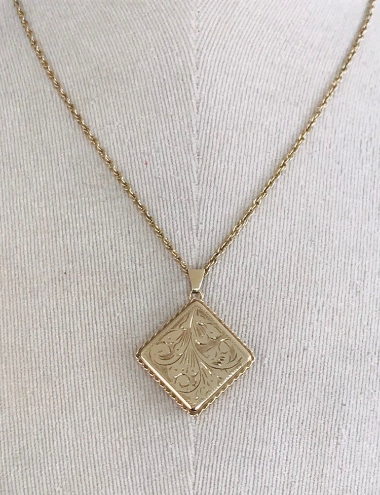 Stunning vintage 9ct yellow gold embossed 18 inch double photograph ...