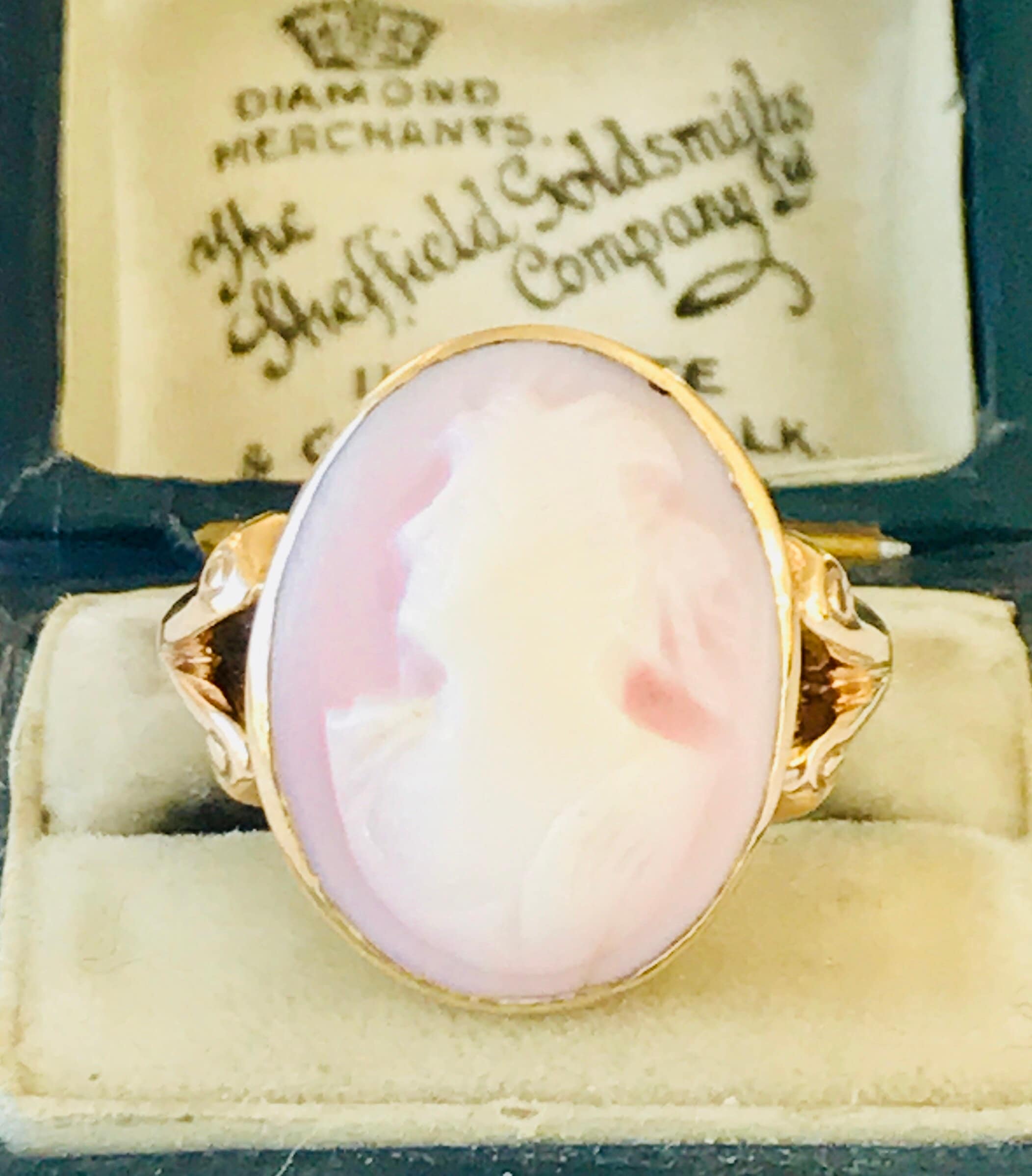Superb antique 9ct yellow gold Queen Conch shell cameo ring
