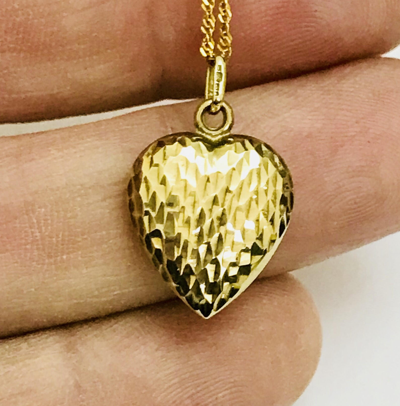 Stunning vintage 9ct gold faceted heart shaped pendant and chain