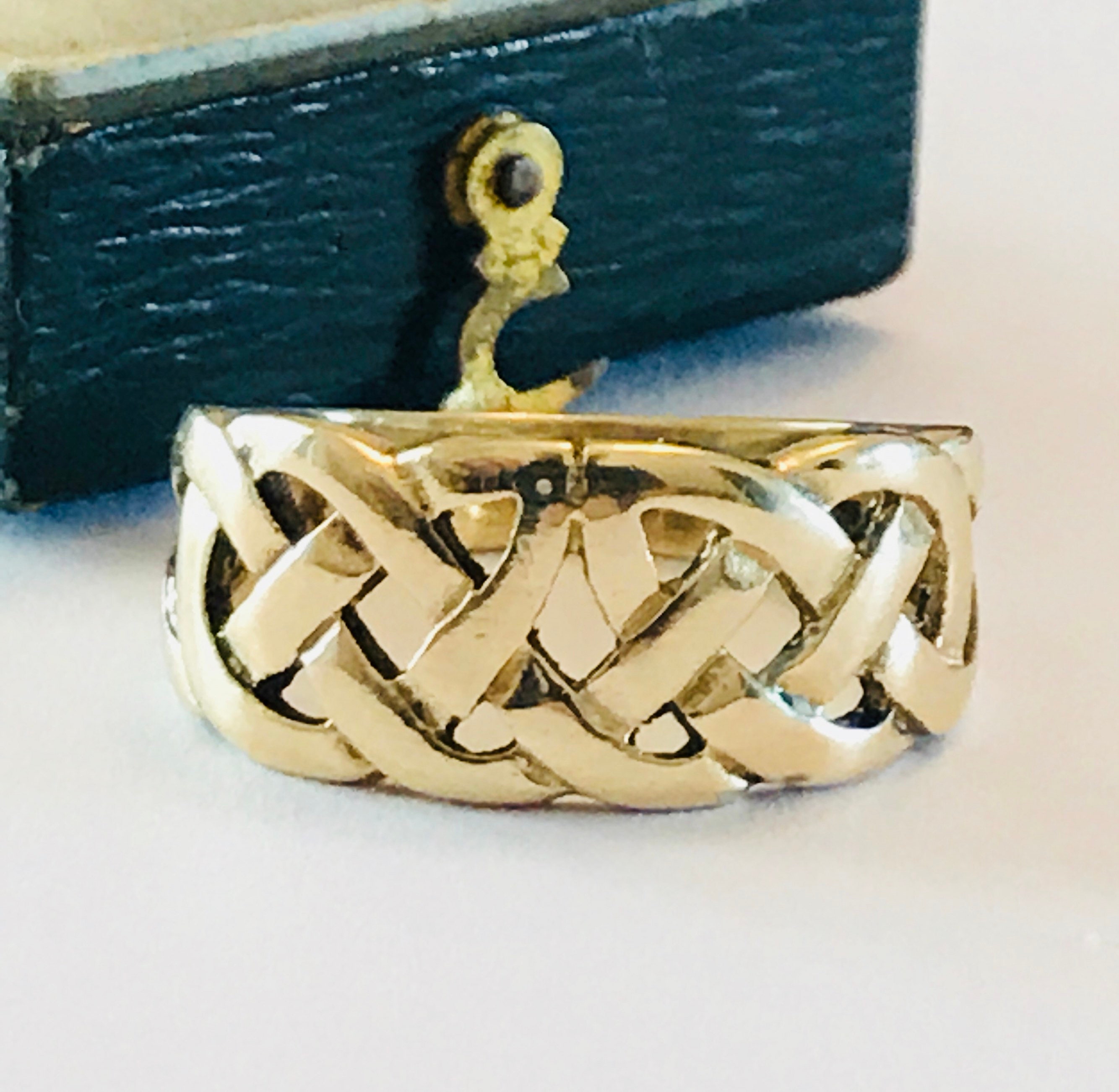 Vintage 9ct gold Celtic pattern ring - fully hallmarked