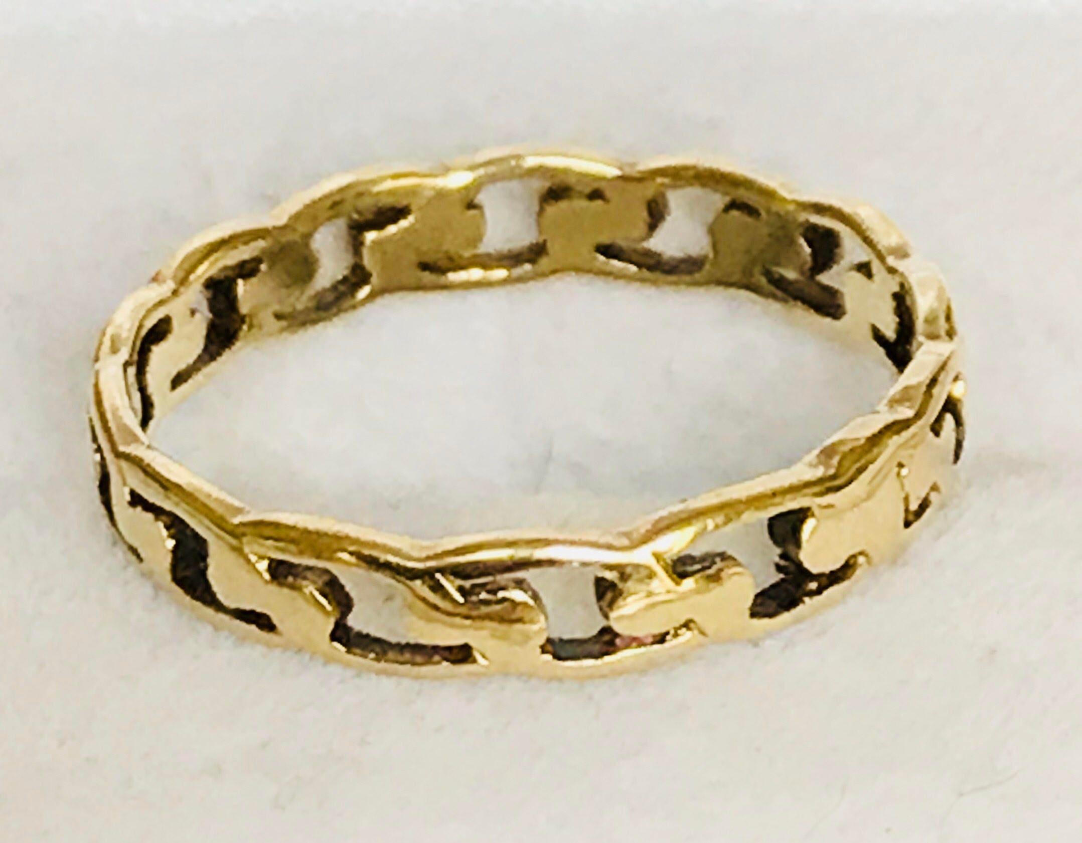 Vintage 9ct yellow gold open pattern ring - fully hallmarked
