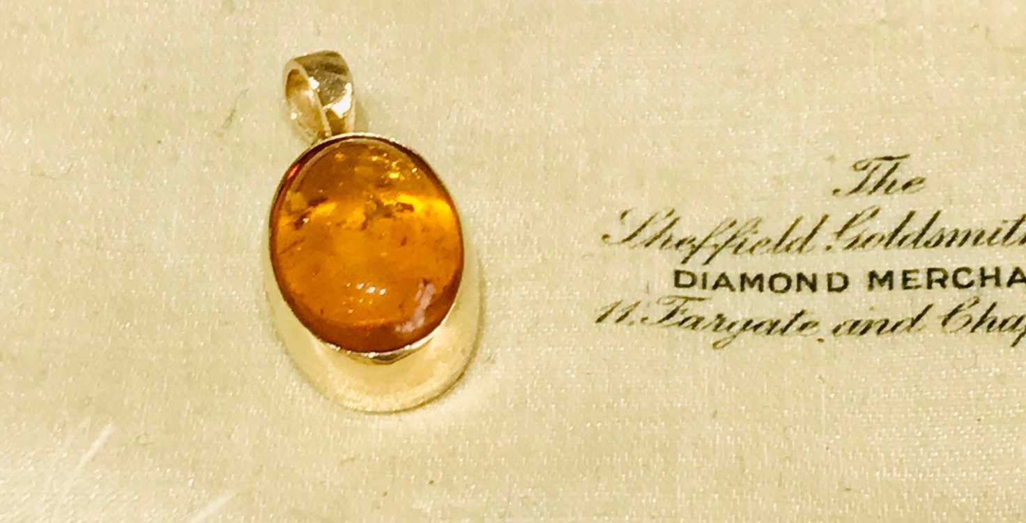 Vintage 9ct gold Amber pendant - fully hallmarked