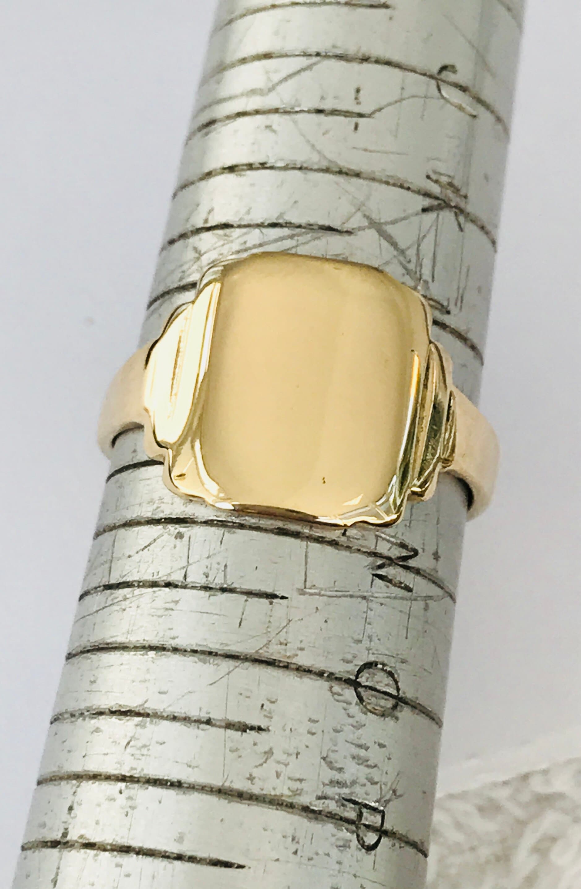 Lovely vintage 9ct yellow gold signet / pinky ring