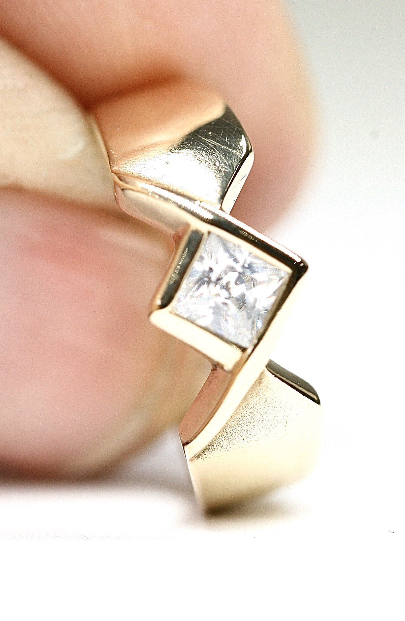 Stunning vintage 9ct gold ring with Cubic Zirconia- fully hallmarked ...