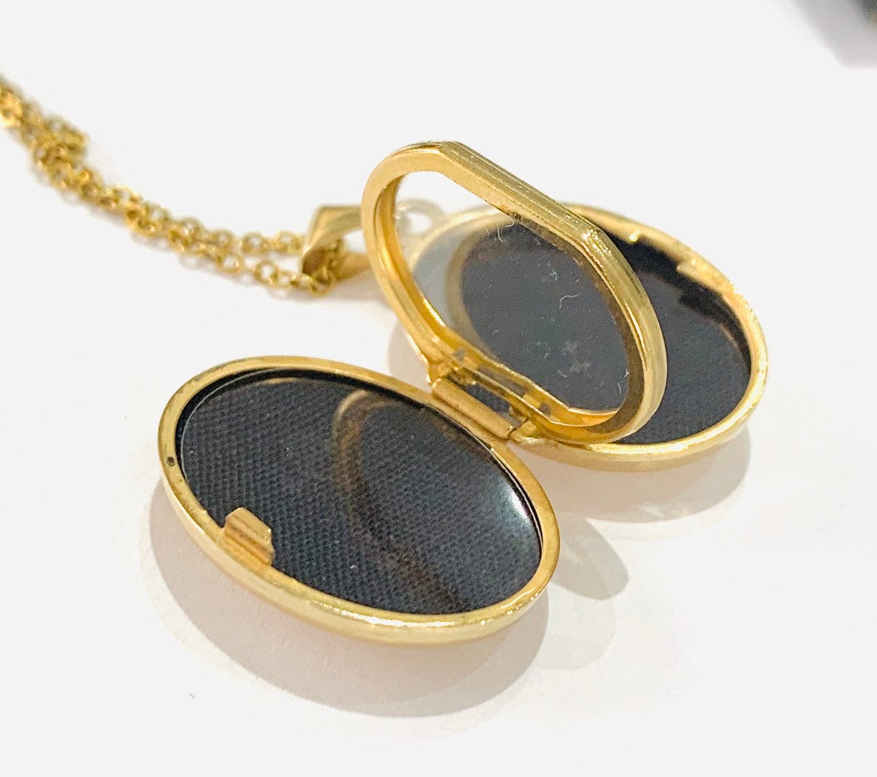 Superb vintage 9ct yellow gold triple picture Locket - fully hallmarked