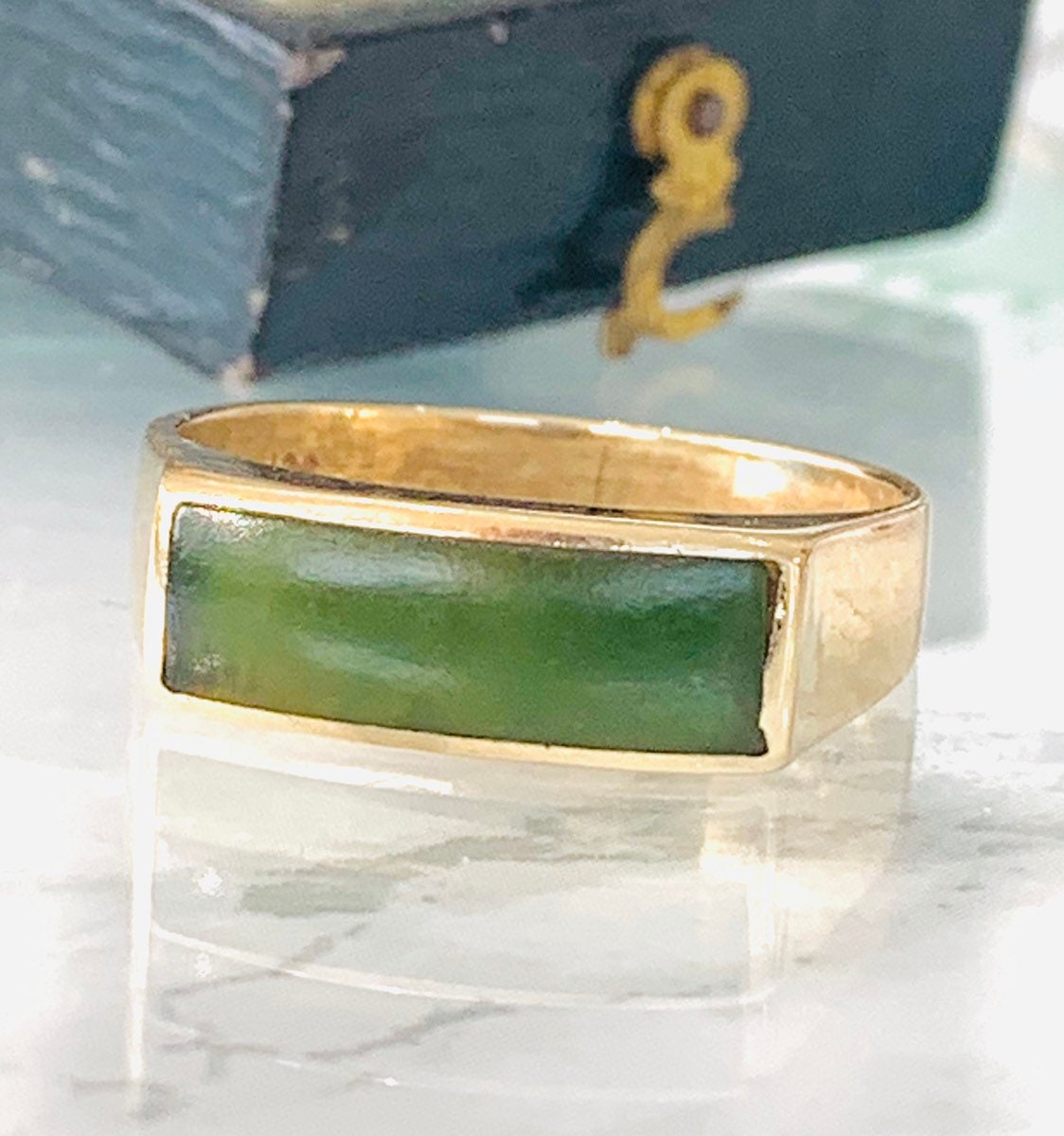 Stunning vintage 9ct yellow gold Jade signet / pinky ring - size Q / 8