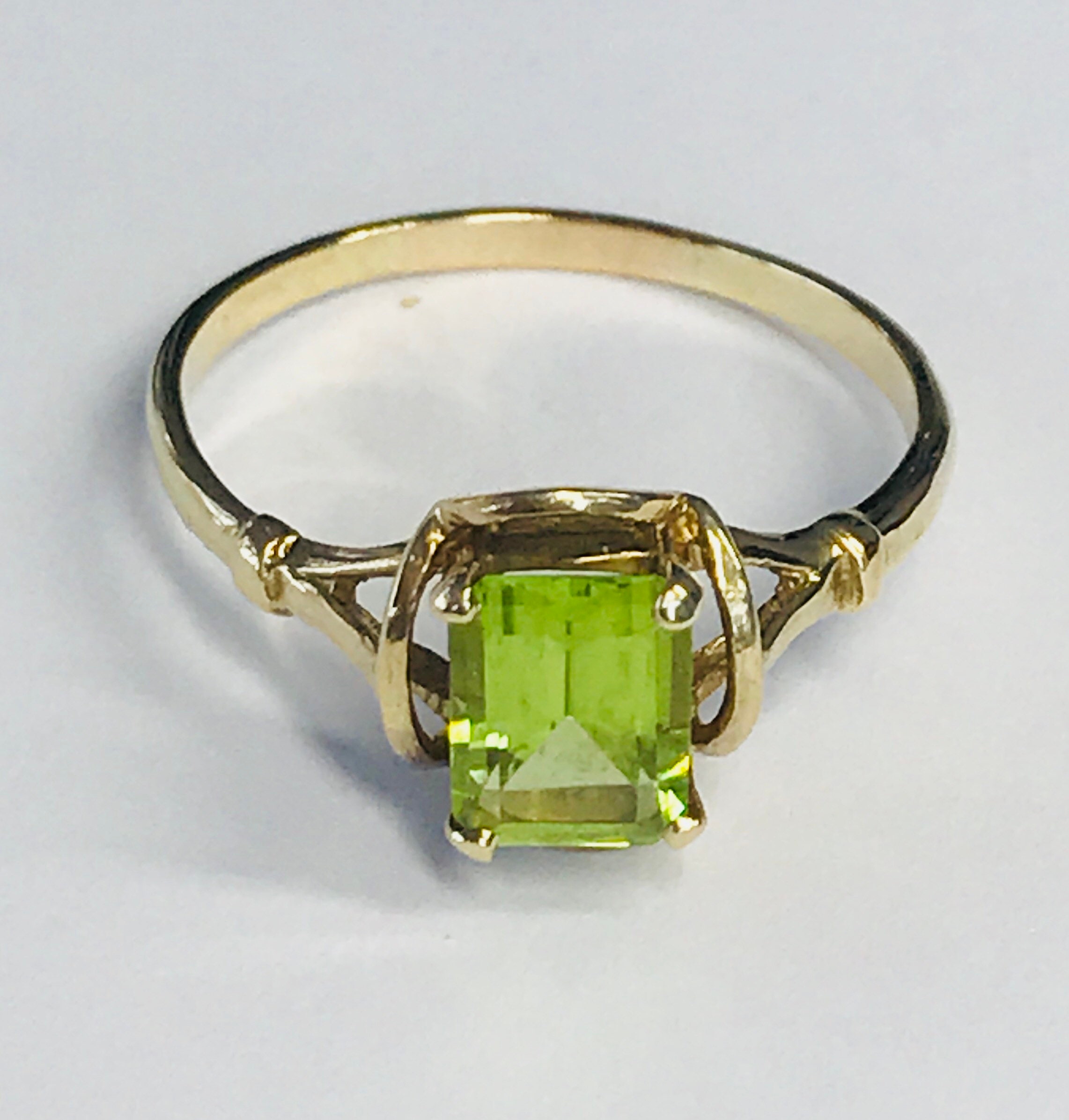 Stunning vintage 9ct yellow gold Peridot ring - fully hallmarked Stunning vintage 9ct yellow gold Peridot ring - fully hallmarked