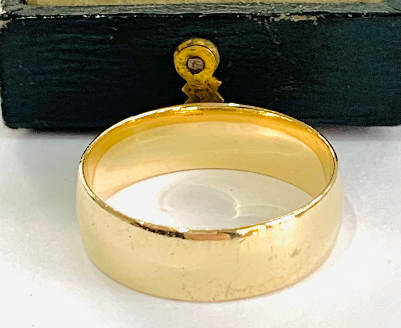 Vintage 9ct yellow gold wedding ring - fully hallmarked - size R - 8 1/2