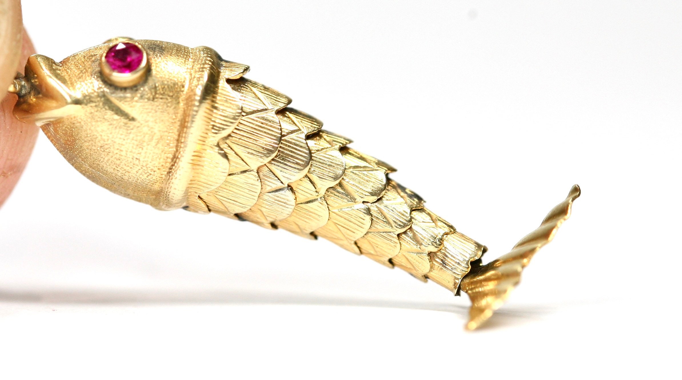 Superb vintage 9ct yellow gold articulated fish pendant - 38mm in length