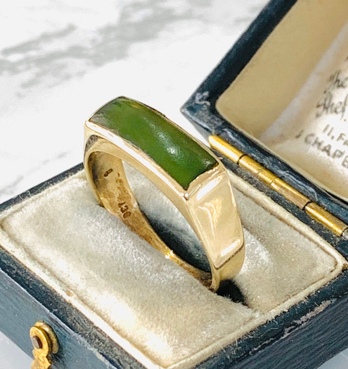 Stunning vintage 9ct yellow gold Jade signet / pinky ring - size Q / 8